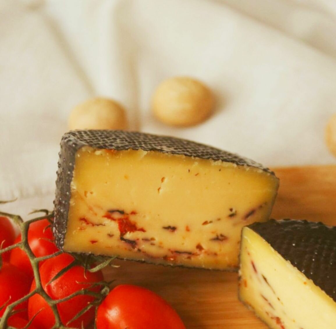 *Качотта с томатом и базиликом* сыр ручной работы 1кг.