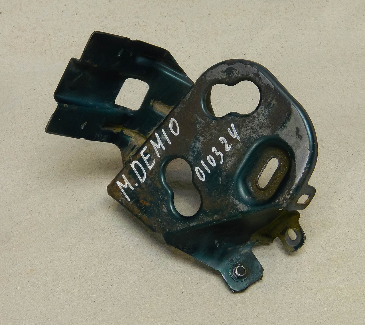 Площадка аккумулятора Mazda Demio 1