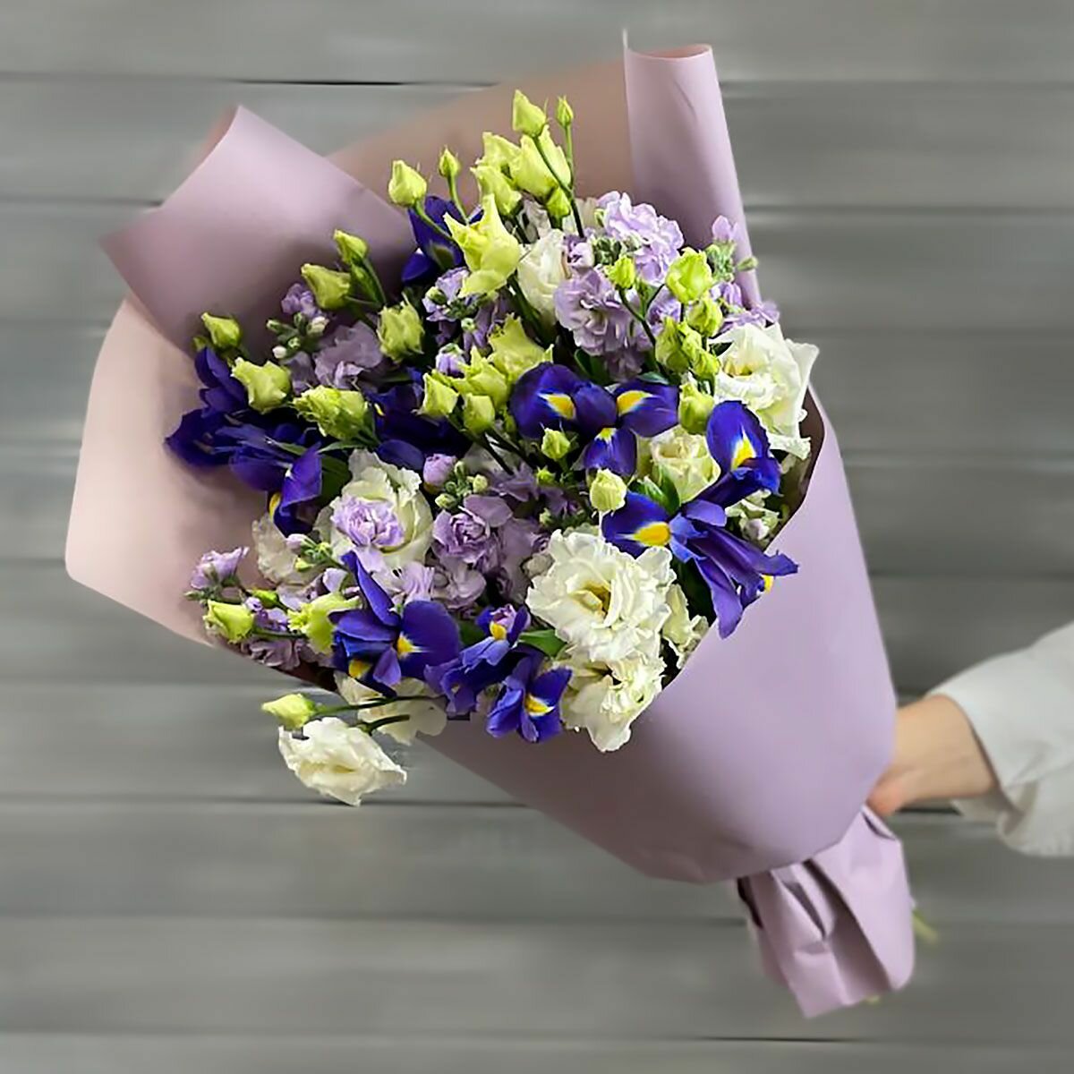 Букет из живых цветов ирисов, лизиантусов и маттиолы