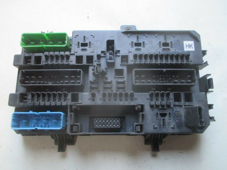 Блок предохранителей салонный 13206762 HK Опель Астра H в багажник - есть дефект - 0A-9