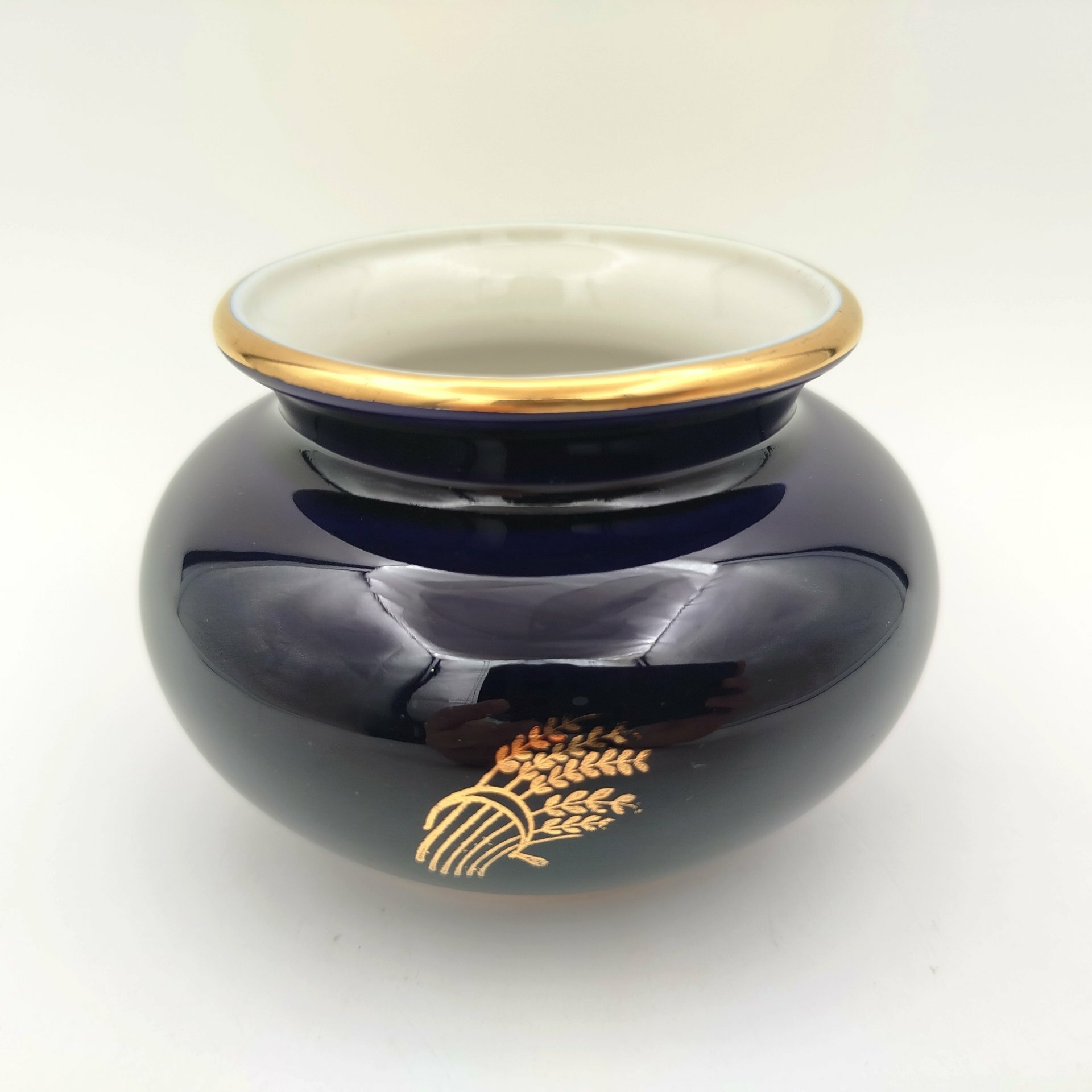 Вазочка с декором в виде колосьев, фарфор, крытье кобальтом, золочение