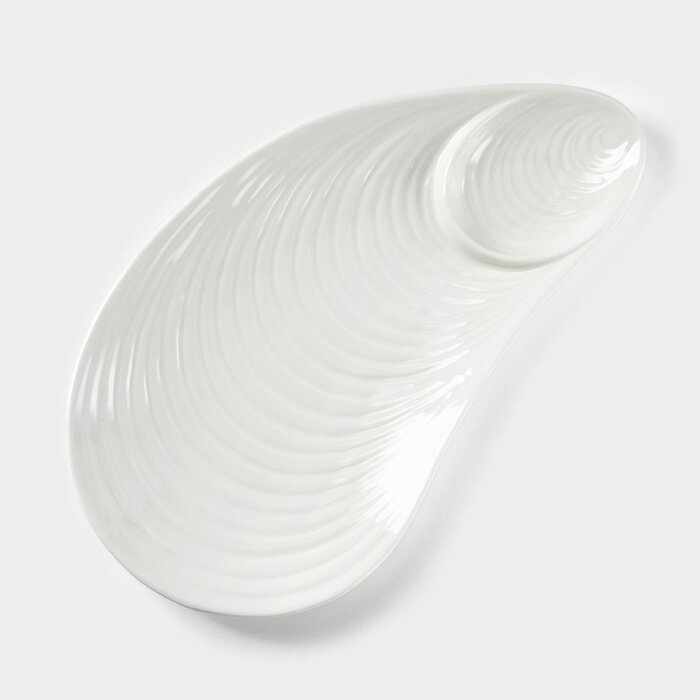 Блюдо керамическое с соусником «Ракушка», 28.5×15.5×2 см, белое