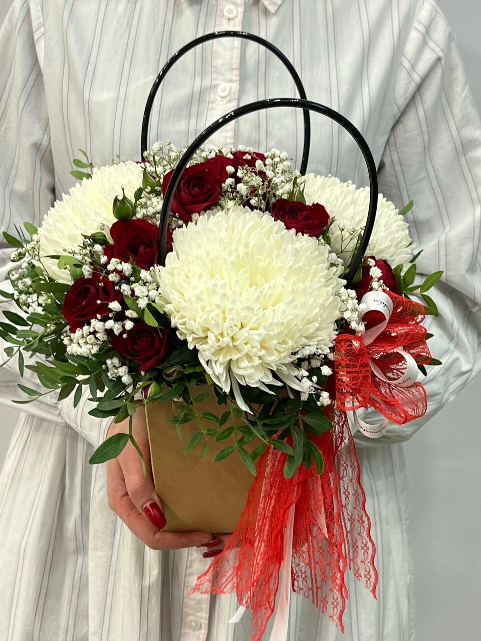 Сумочка из кустовых роз и хризантем «Ред баблс» - M (до 35 см)