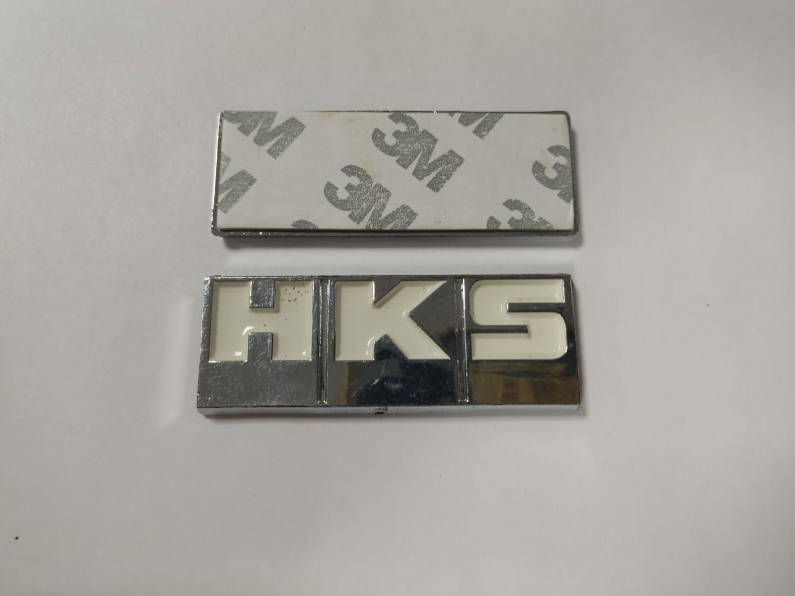 Шильдик HKS белый 7см