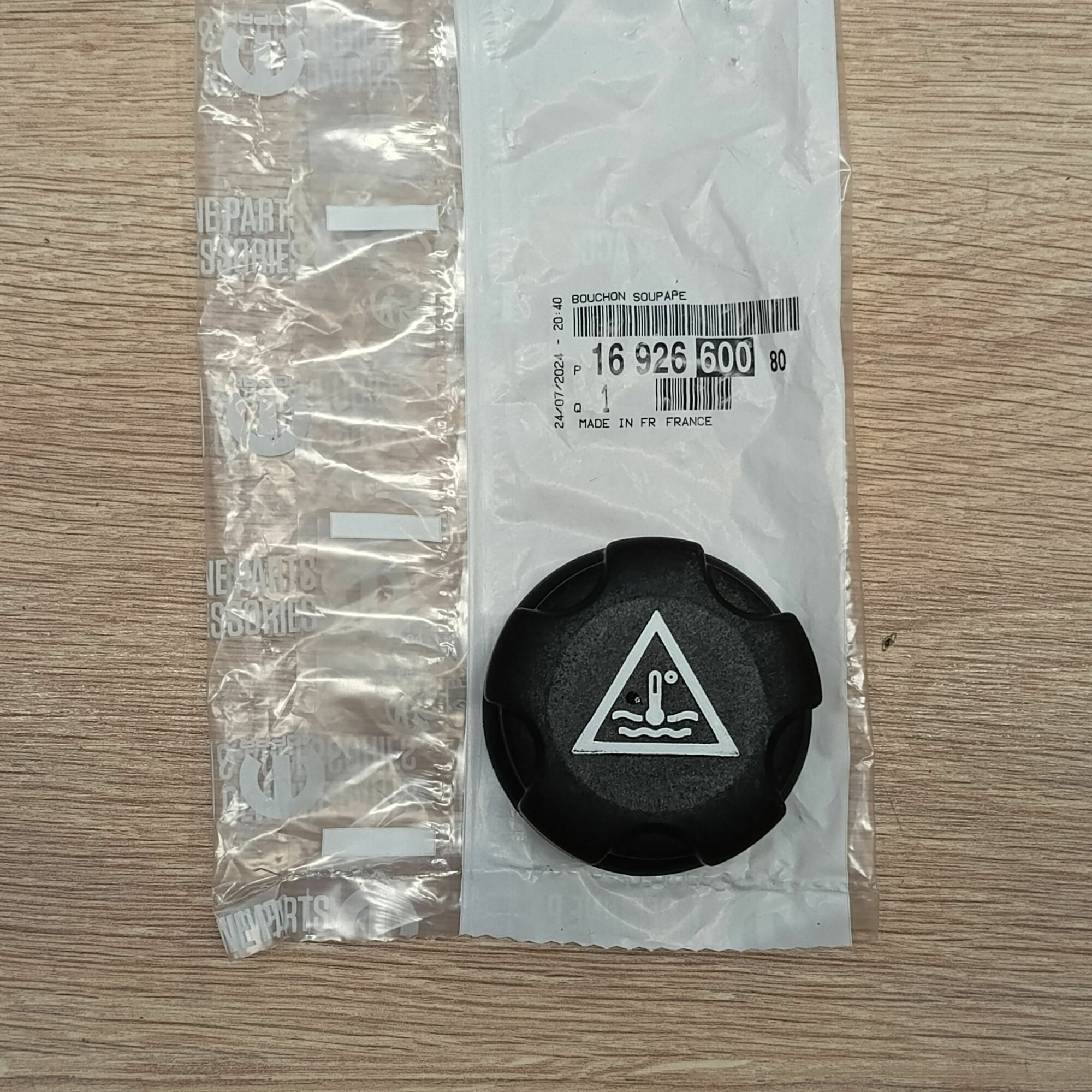 Крышка расширительного бачка системы охлаждения Пежо / Ситроен (Peugeot / Citroen) арт.1692660080