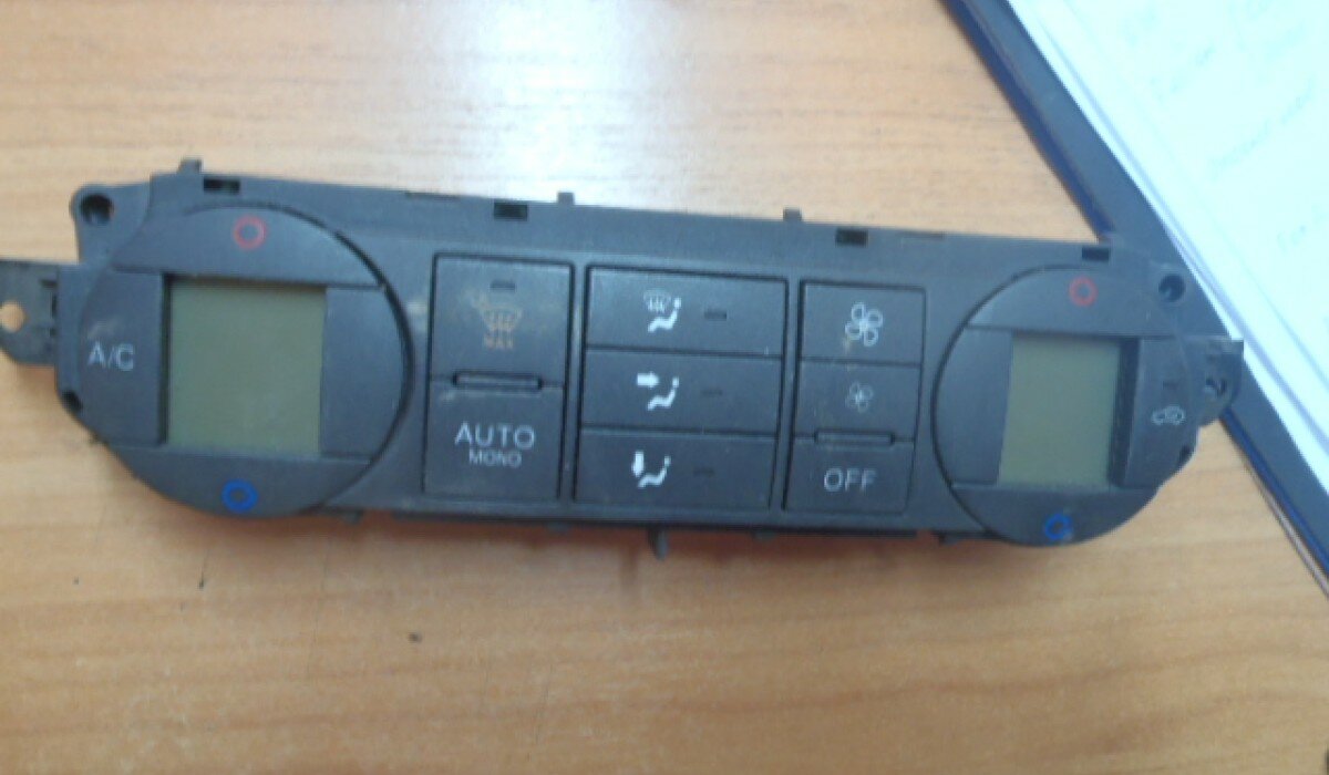 Блок управления климатической установкой Focus II Ford 6N4T18C612AC