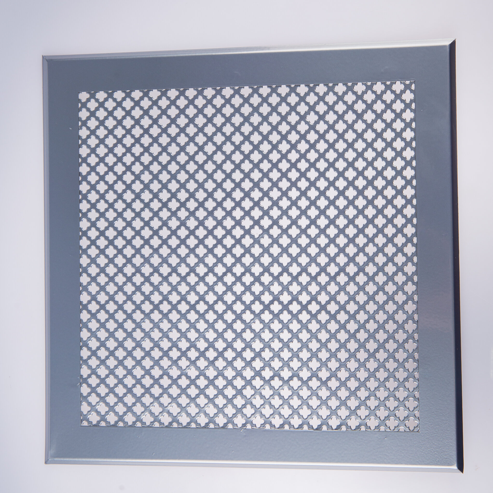 Решетка вентиляционная 200х200мм металлическая на магнитах, цветок, хром