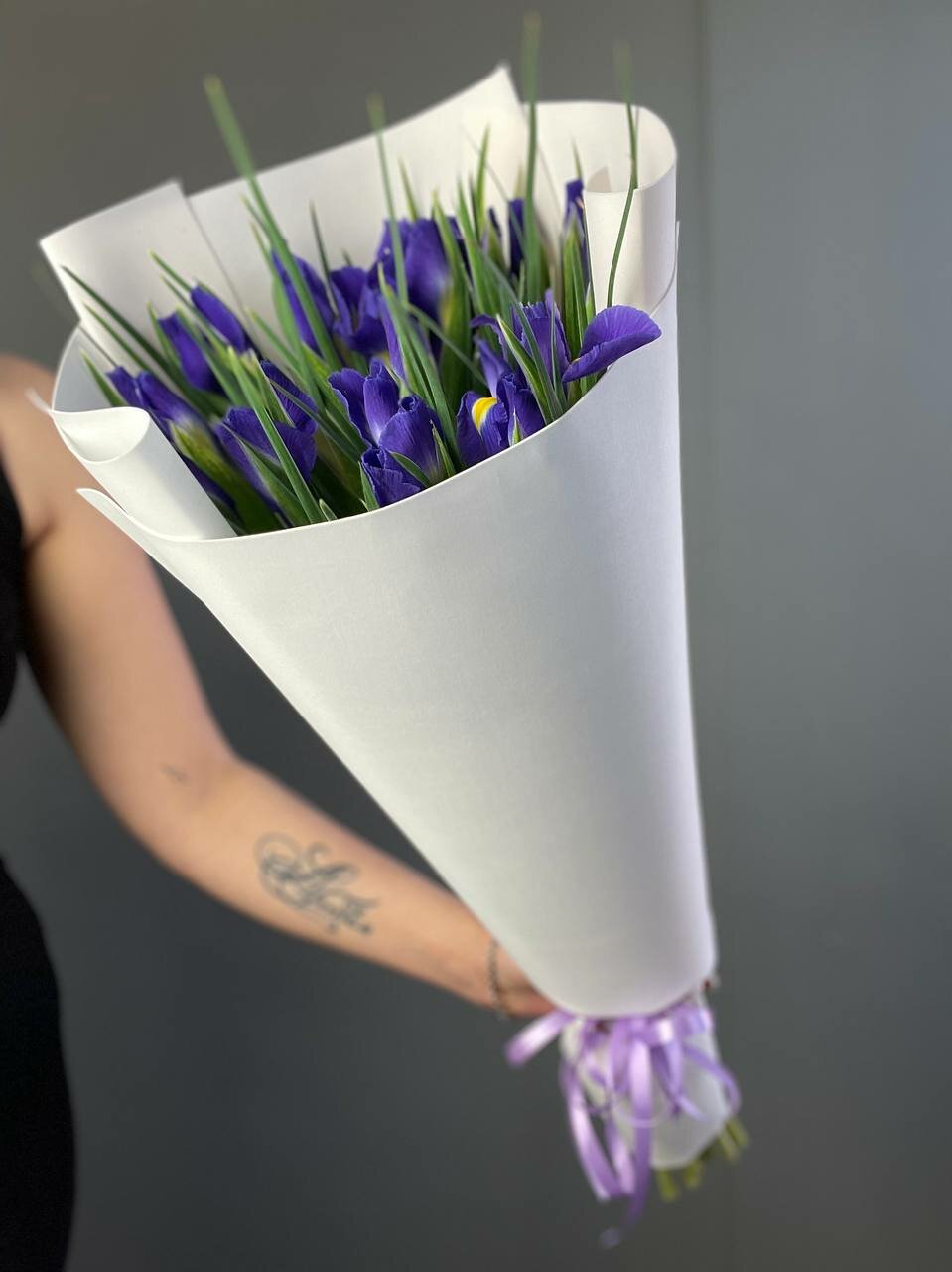 Букет из 31 живого ириса в упаковке из фоамирана / красивый букет весенних цветов