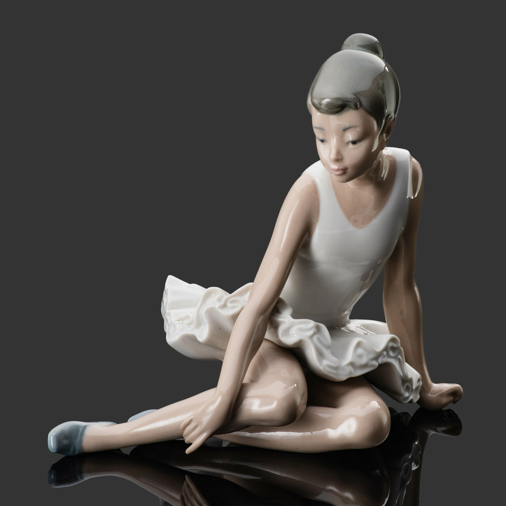 Статуэтка "Сидящая балерина", скульптор Vicente Martínez, фарфор, роспись, NAO Porcelain