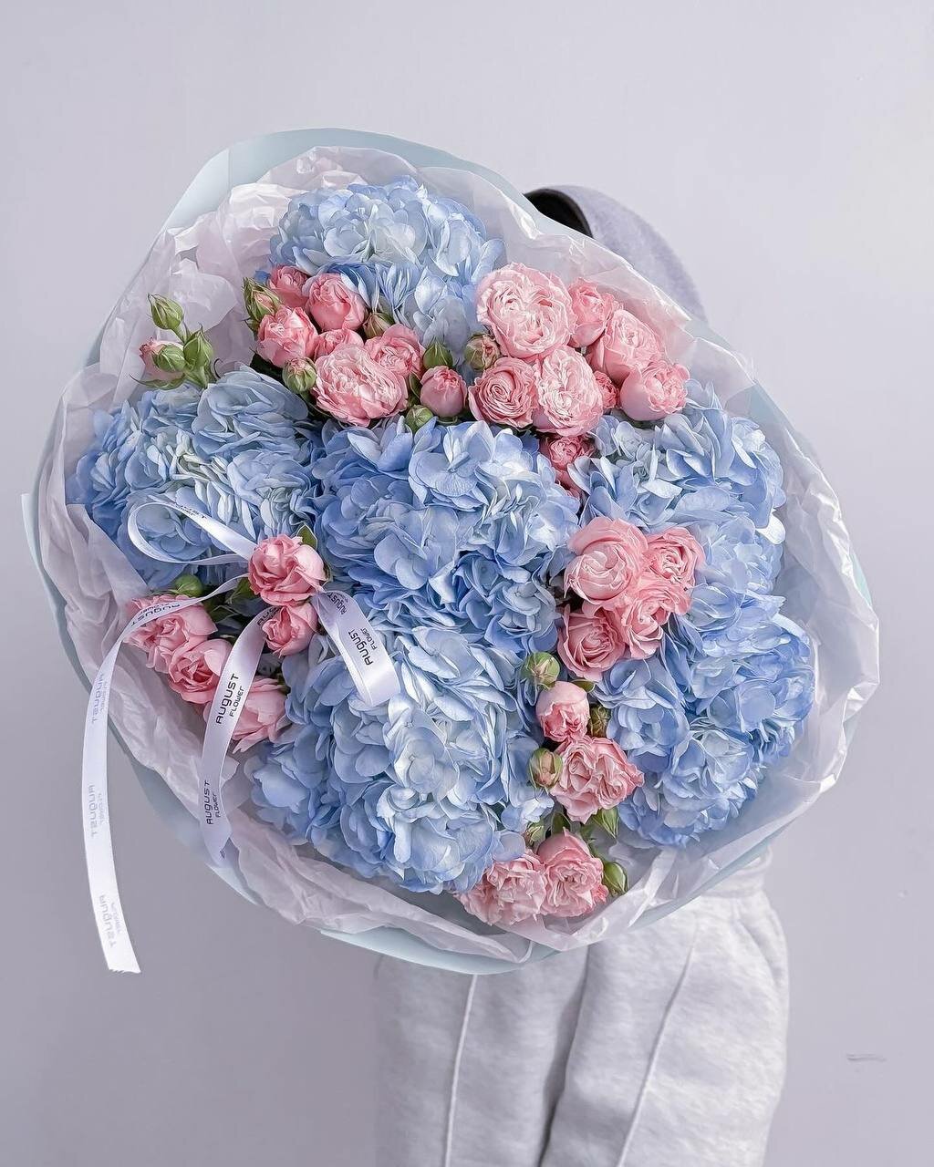 Букет из голубых гортензий и розовых кустовых роз в стильной упаковке