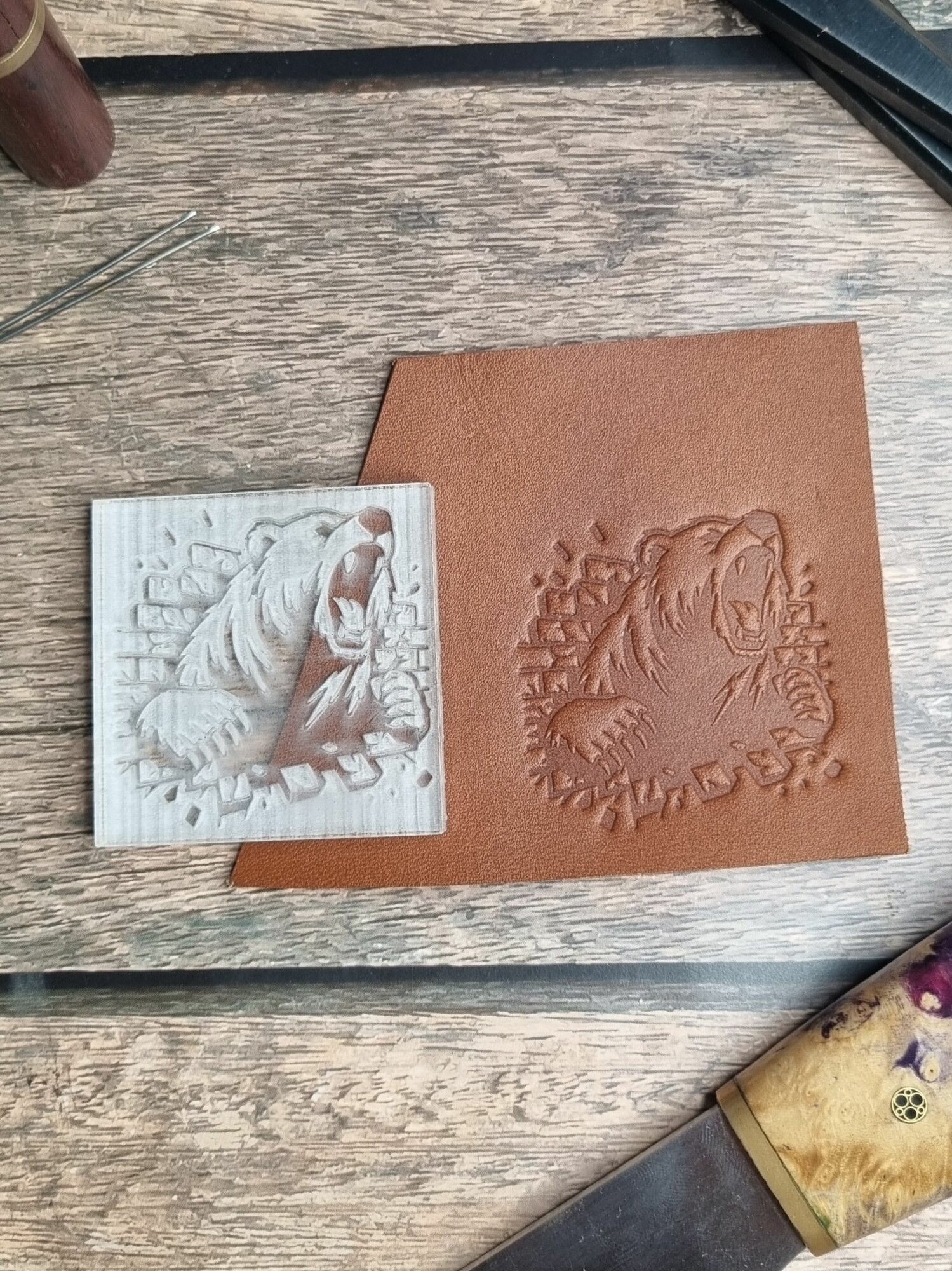 Акриловое клише для тиснения по коже " Медведь " Подходит для изготовления и оформления обложек.