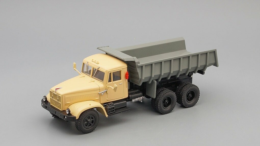 Масштабная модель грузовика коллекционная краз 256Б1 самосвал (1987-1995), бежевый / серый