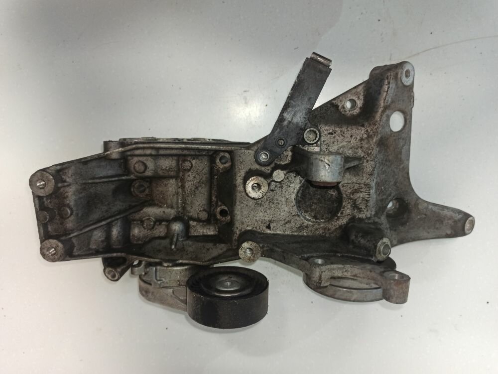 Кронштейн генератора VAG 06H903143E VW Transporter 06H903143E