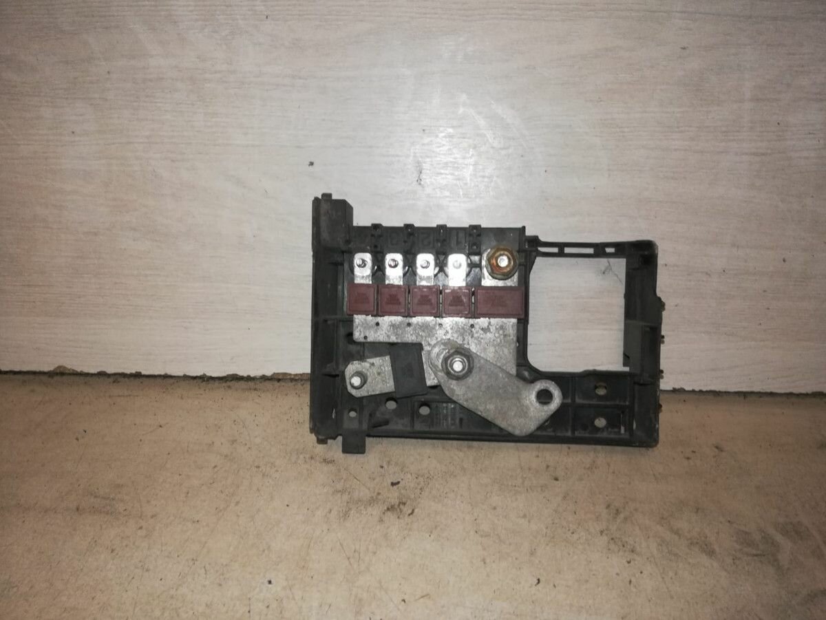 Корпус блок предохранителей Opel Zafira C 13368492 13368492