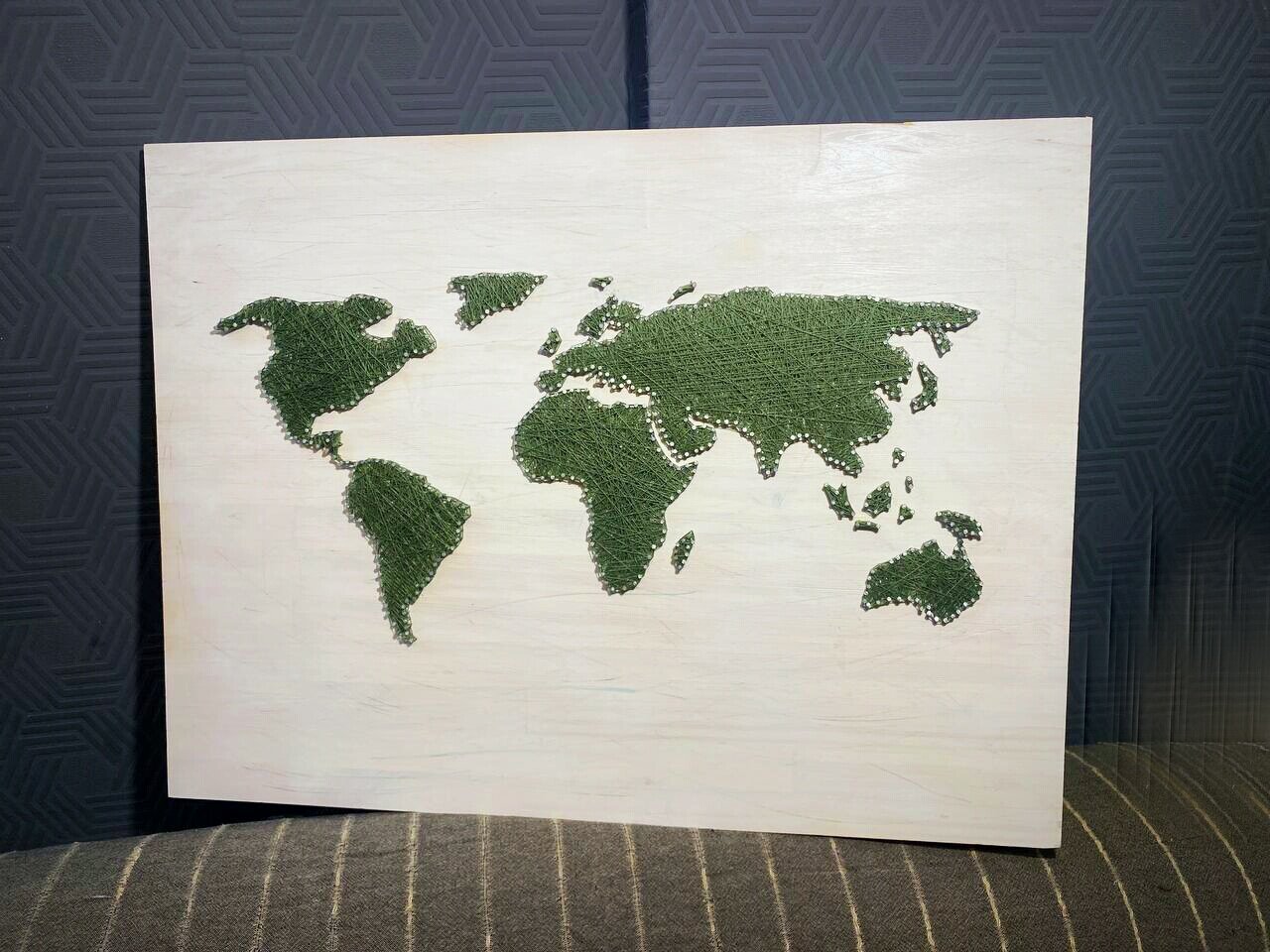 Карта мира из ниток на дереве (СтрингАрт)