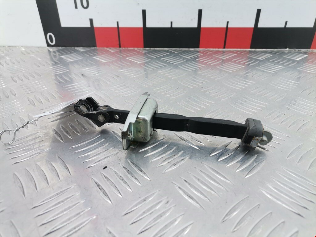 Ограничитель открывания двери передней Toyota Prius 3 (XW30) 6861047020 арт. 1644294