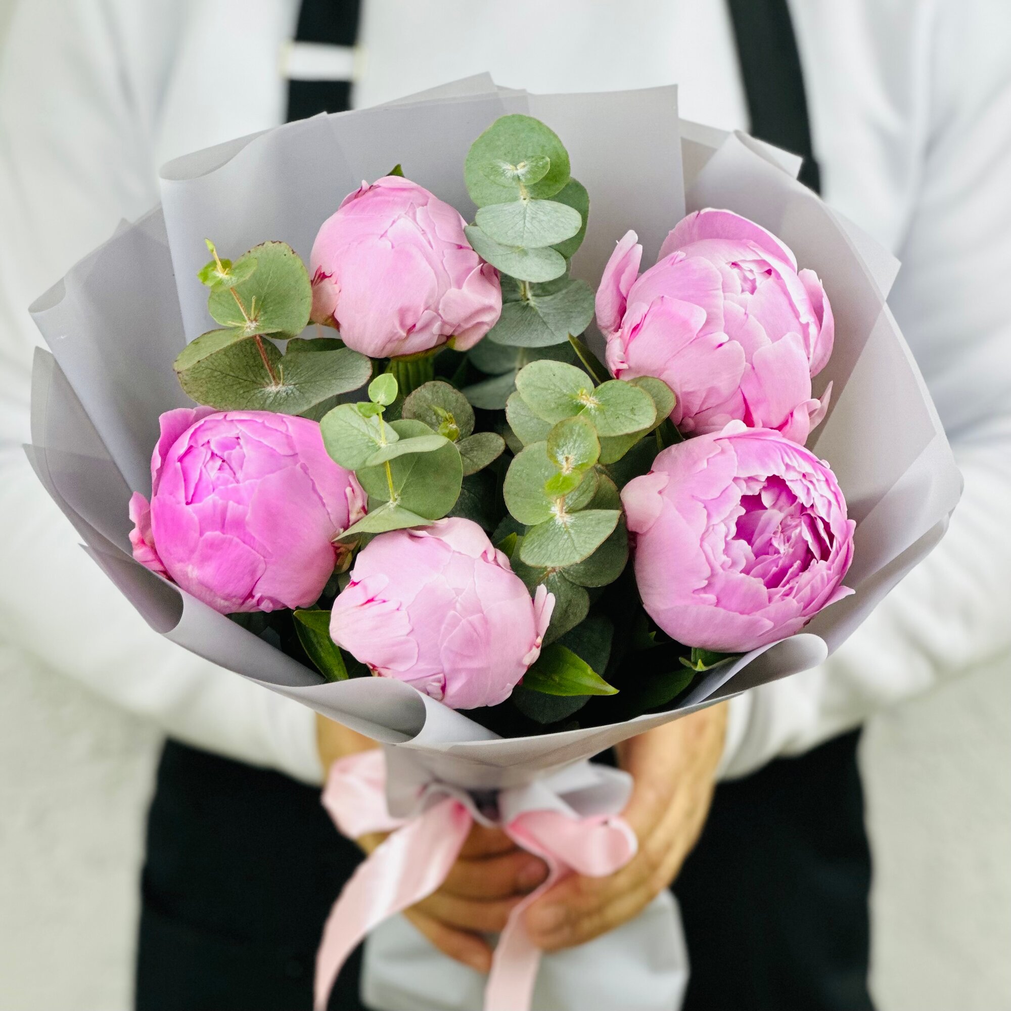 Монобукет Rybe-Flowers, пионы розовые, на стеблях, 5 штук, высота 45см
