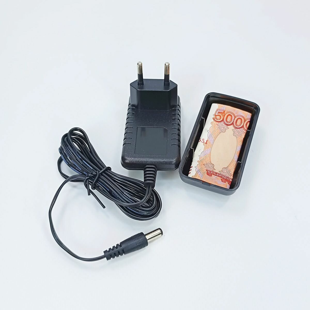 Тайник в виде адаптера питания для хранения ценностей