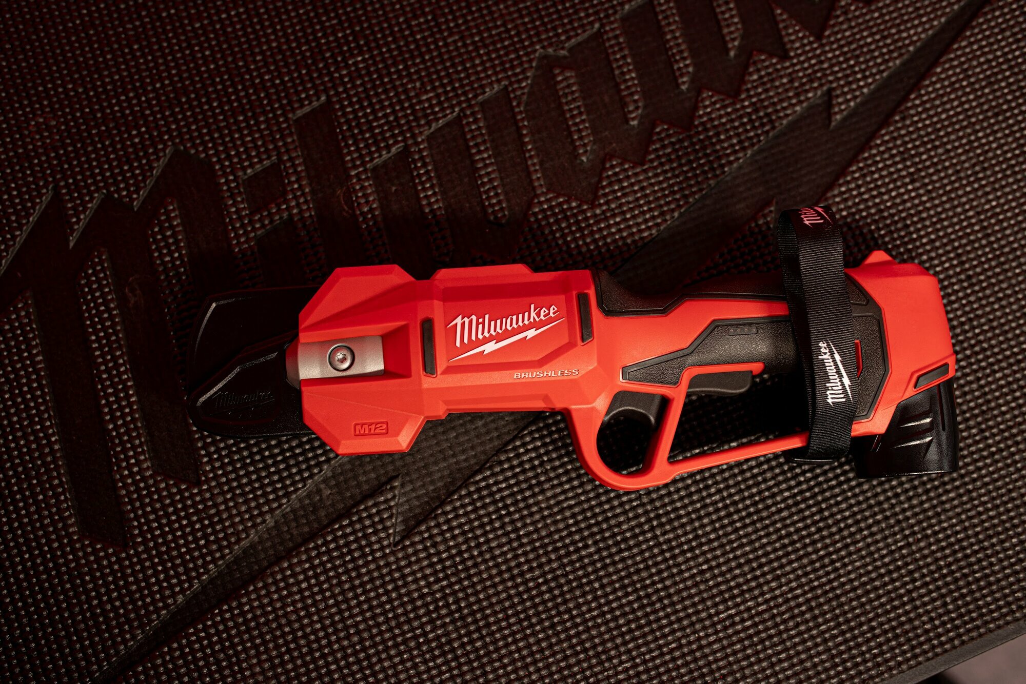 Аккумуляторный секатор Milwaukee M12 BLPRS-202