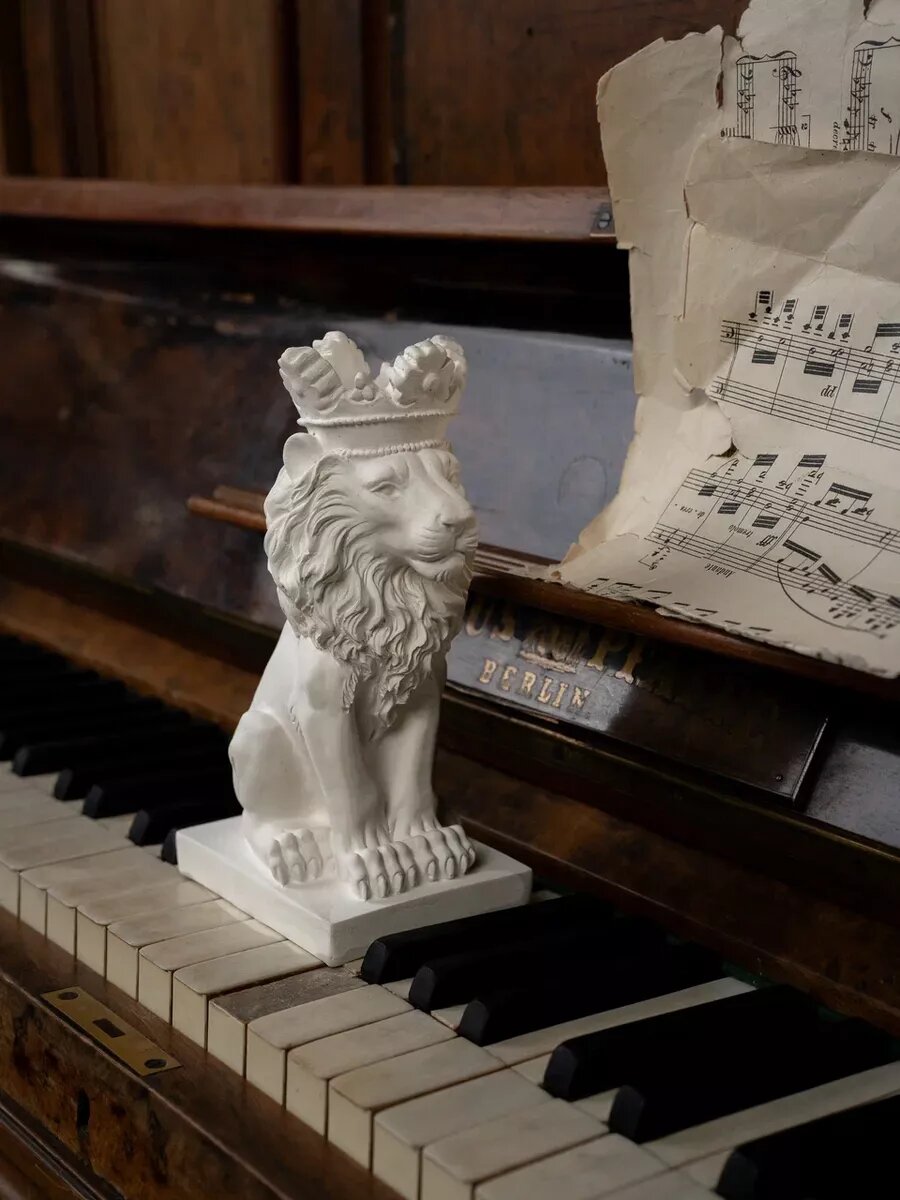 Статуэтка для интерьера Лев с короной гипсовая