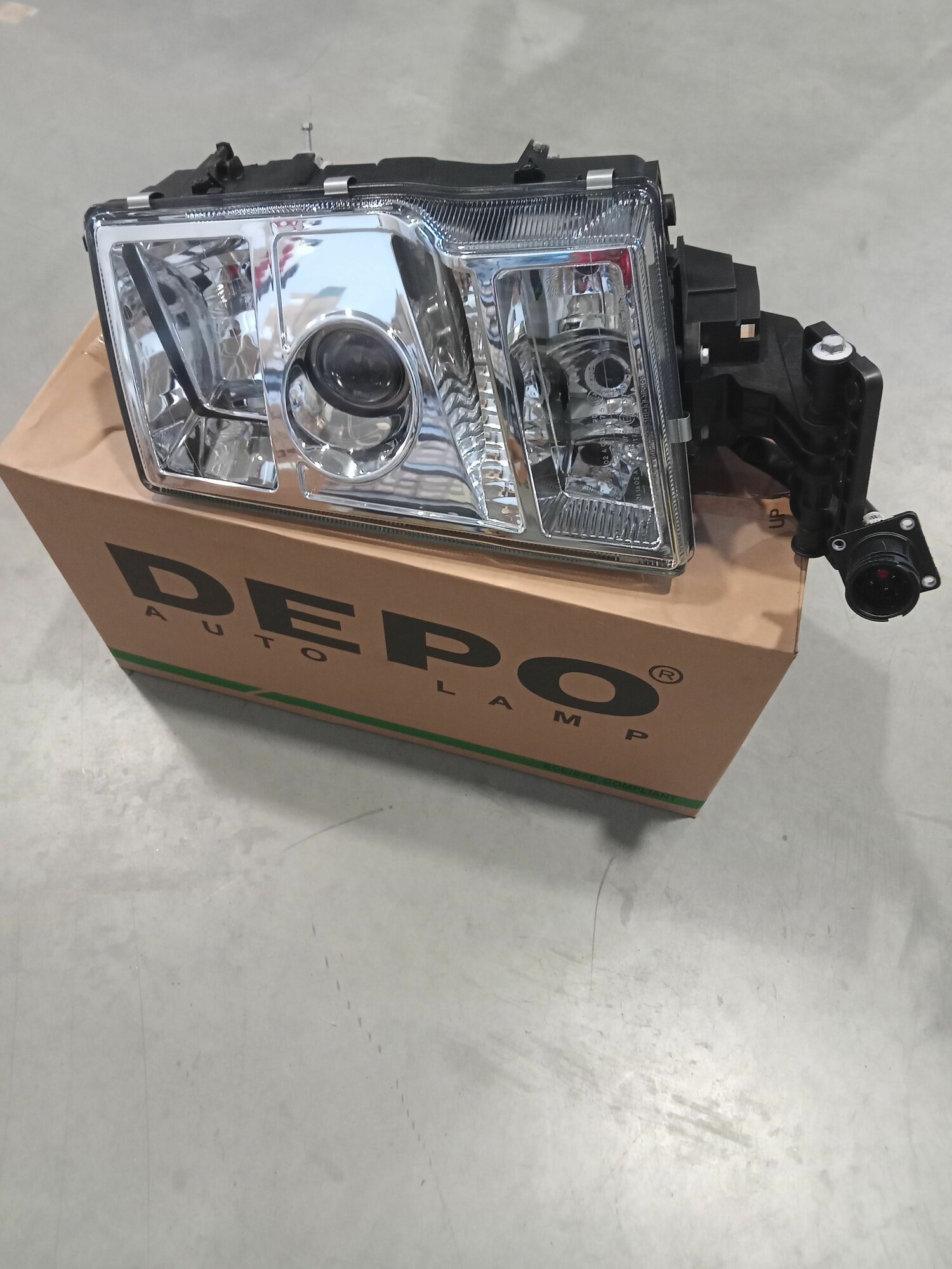 Фара головного света левая с линзой без омывателя 'косоглазая' (круглый разъем) Volvo FH12/16 , арт. 7731125LLDE DEPO