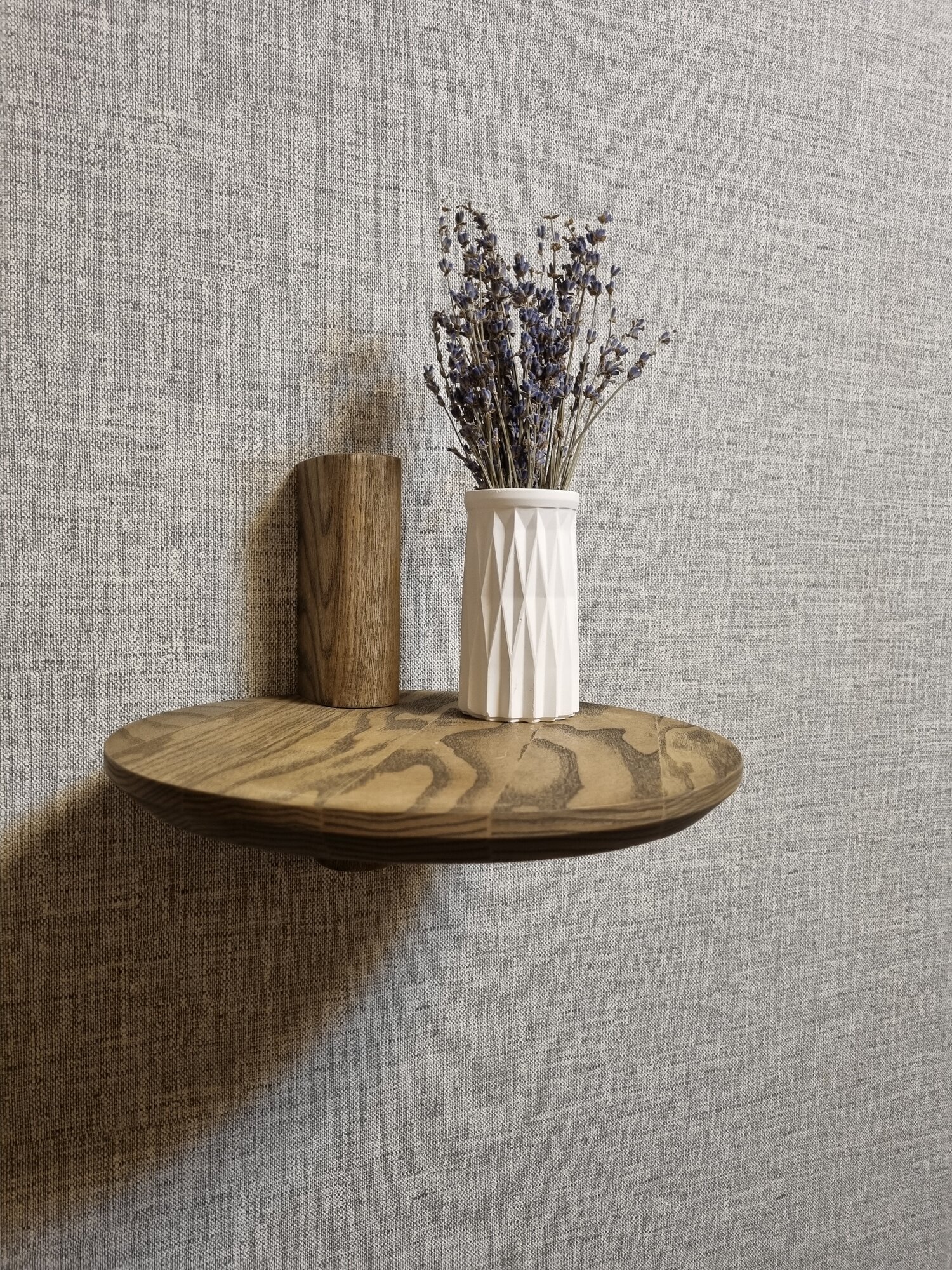 Полка, из массива ясеня, дизайн геометрия, двух вариантов установки