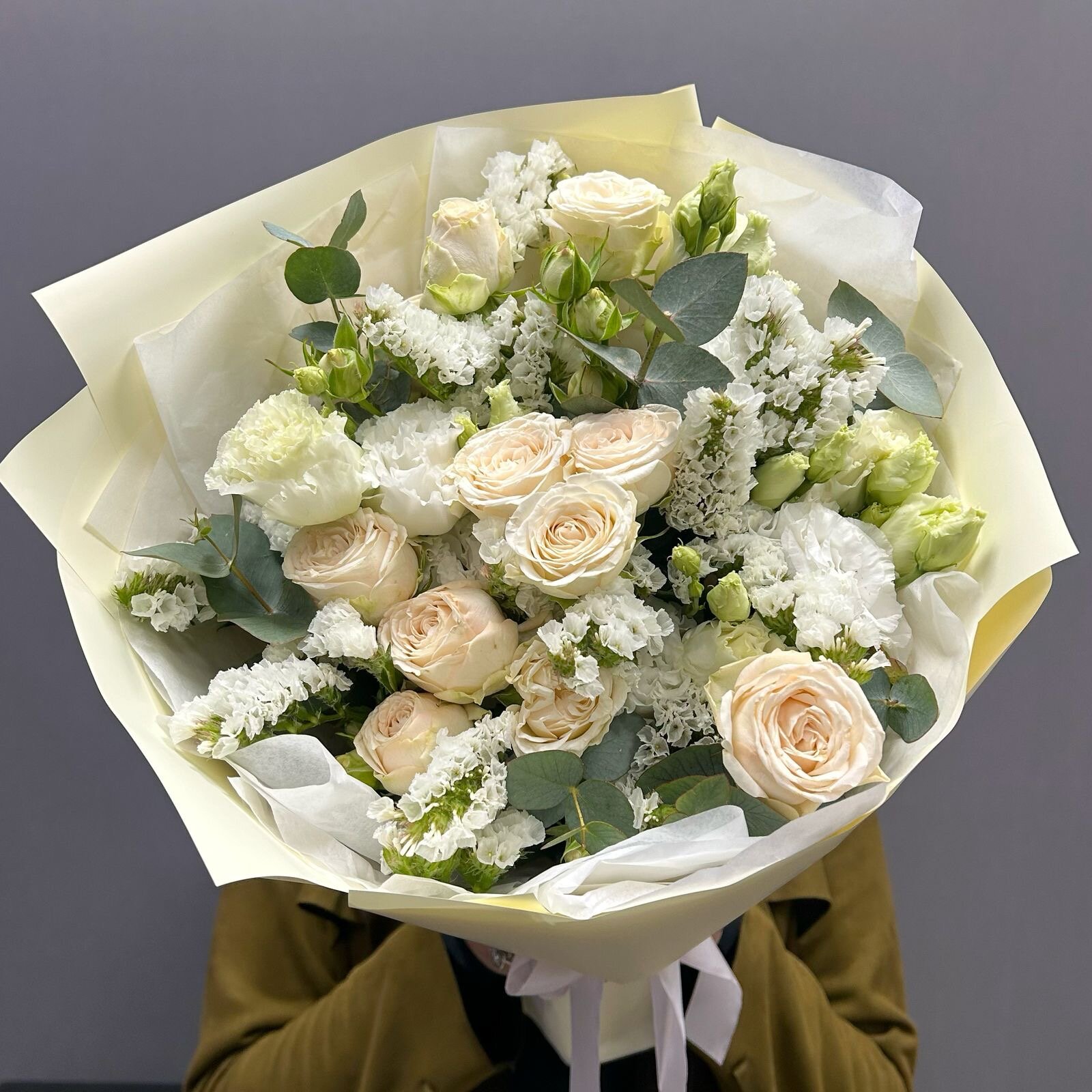 Букет из кремовых роз Софи, эустомы и статицы
