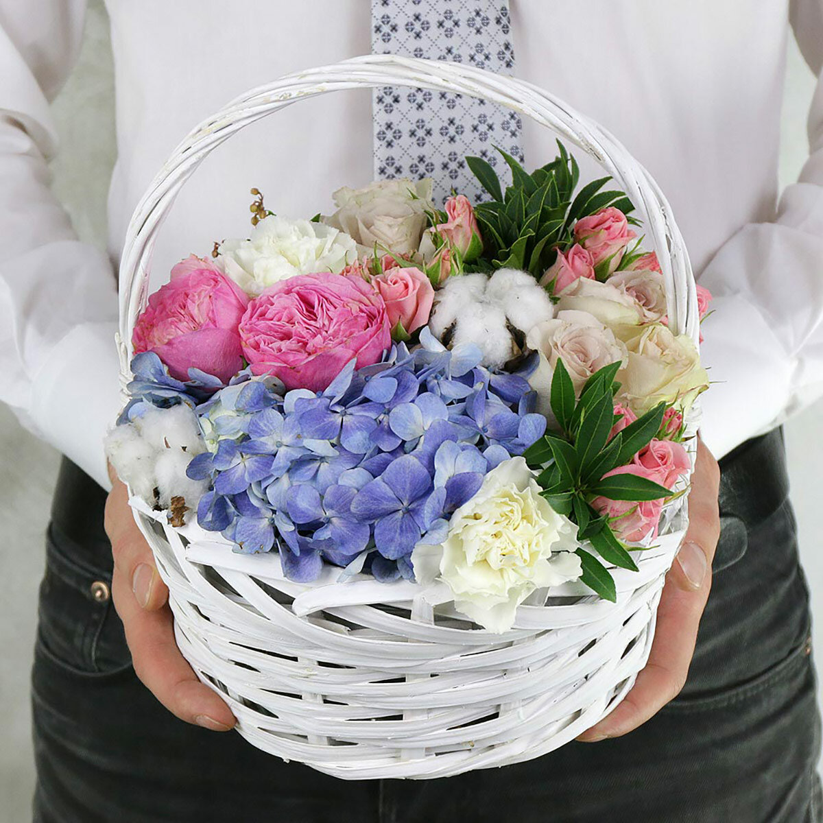 Композиция Букет Маркет, гвоздики, гортензии, розы, в плетеной корзине