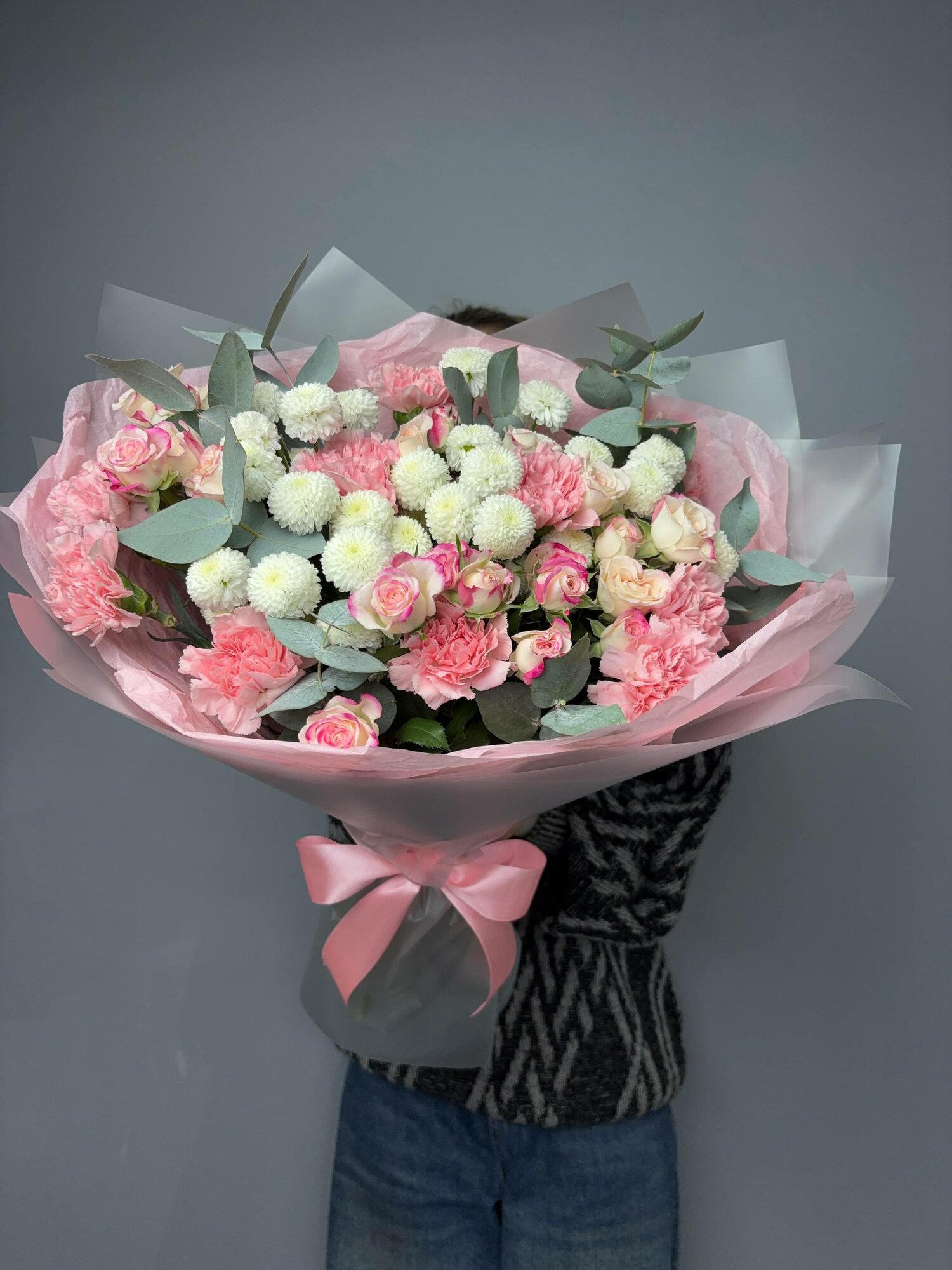 FRESH FLORA Романс в лепестках: букет из роз, хризантем и гвоздик – свежий букет с доставкой недорого