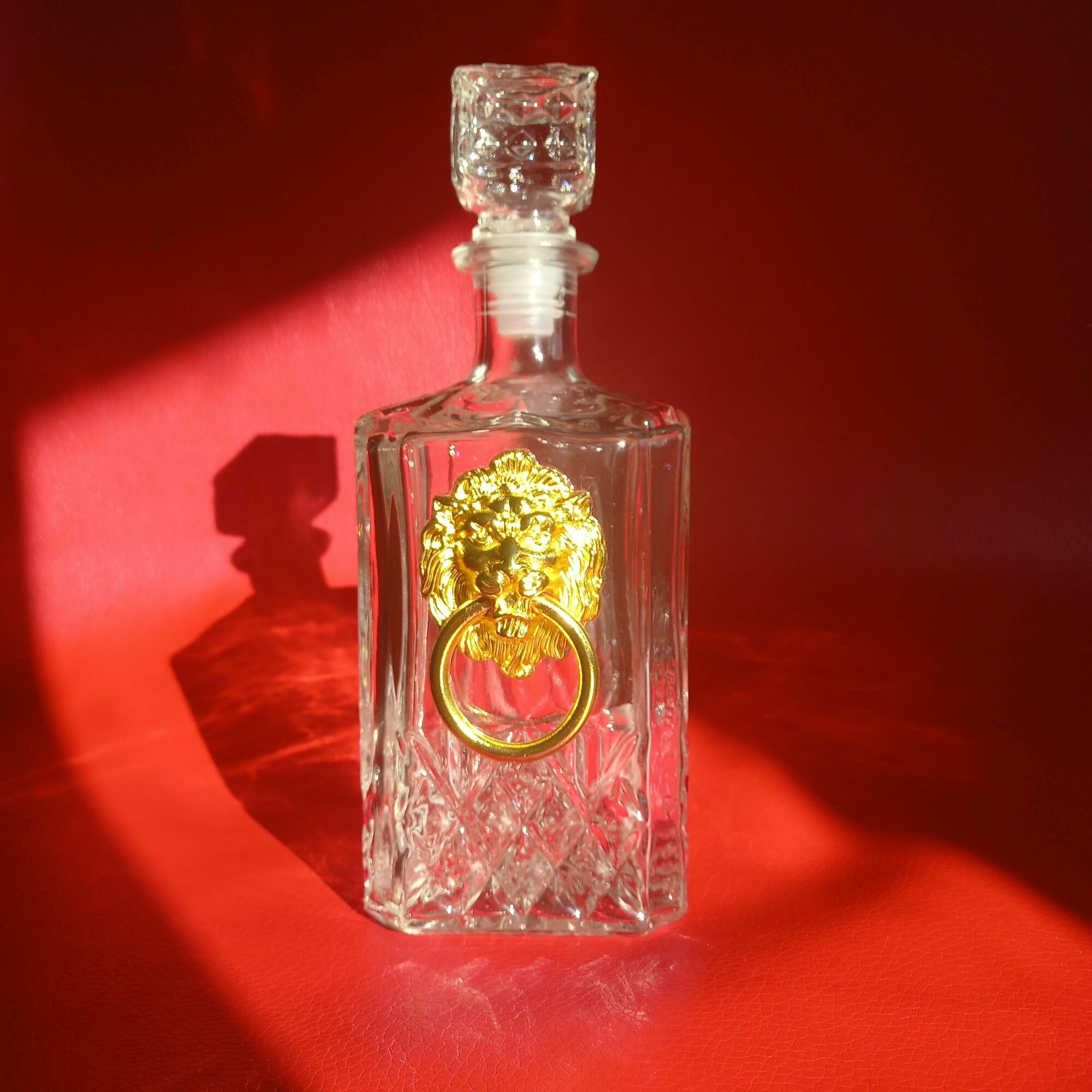 Графин граненый с подвесом "Царь зверей" 500мл с подвесом латунь золоченый