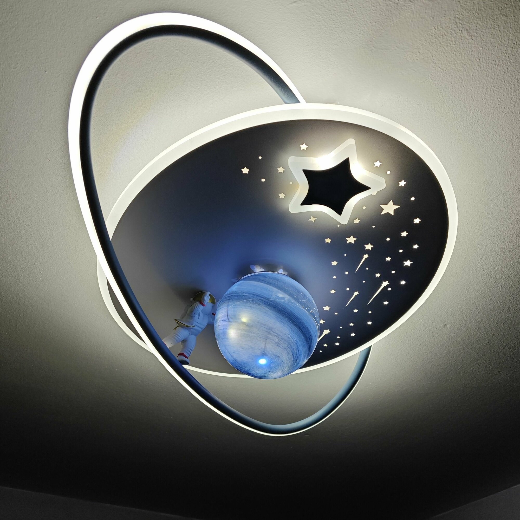 Потолочный LED светильник "Космонавт на орбите" с пультом ДУ. Люстра светодиодная диммируемая с регулировкой теплоты оттенка для детской комнаты.