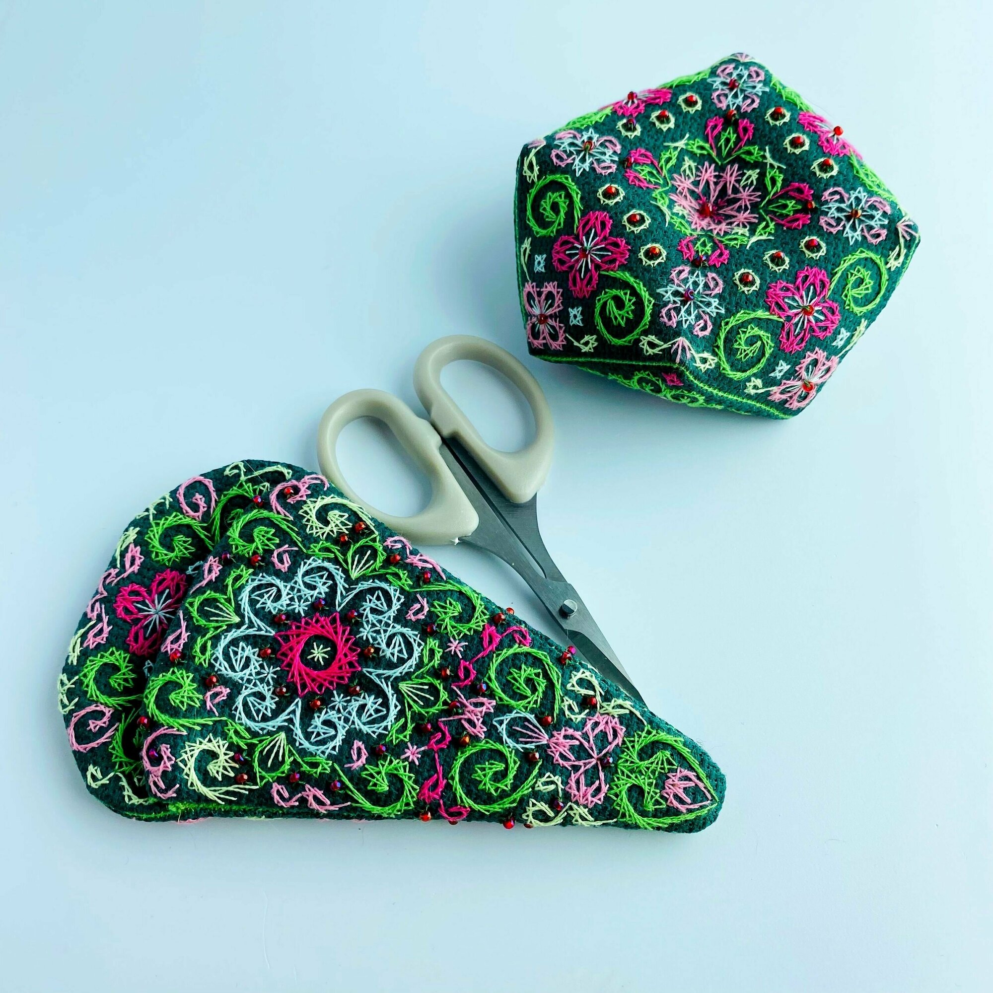 Набор для вышивания шовчиками "Ниточка - рисует по канве" счетными швами Бискорню - игольница и чехол для ножниц "Мелодия весны"