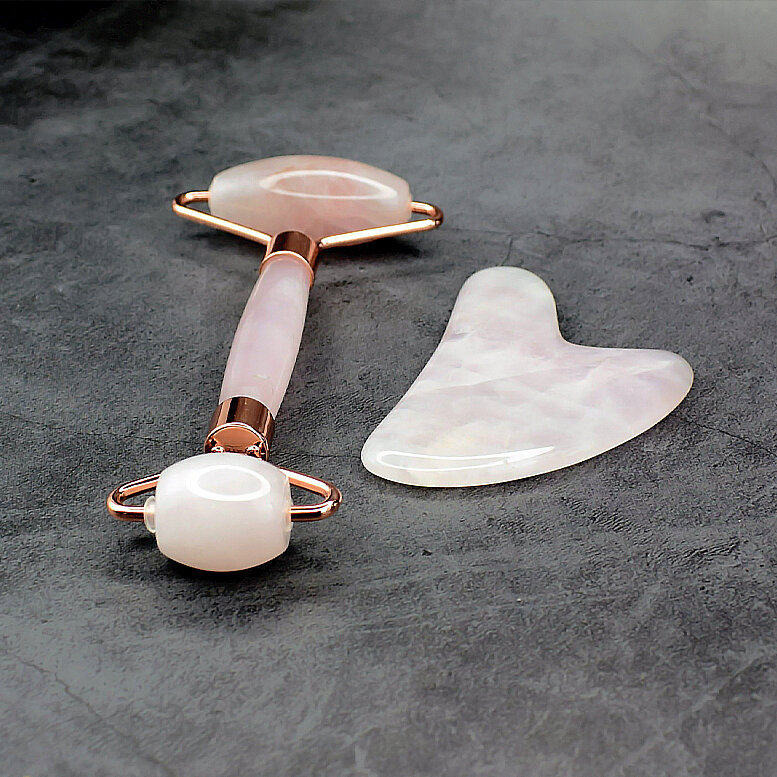 Массаж Гуаша набор из двух предметов. Массажный роллер (розовый кварц), скребок Гуаша "Сердце" (розовый кварц) Wikielement