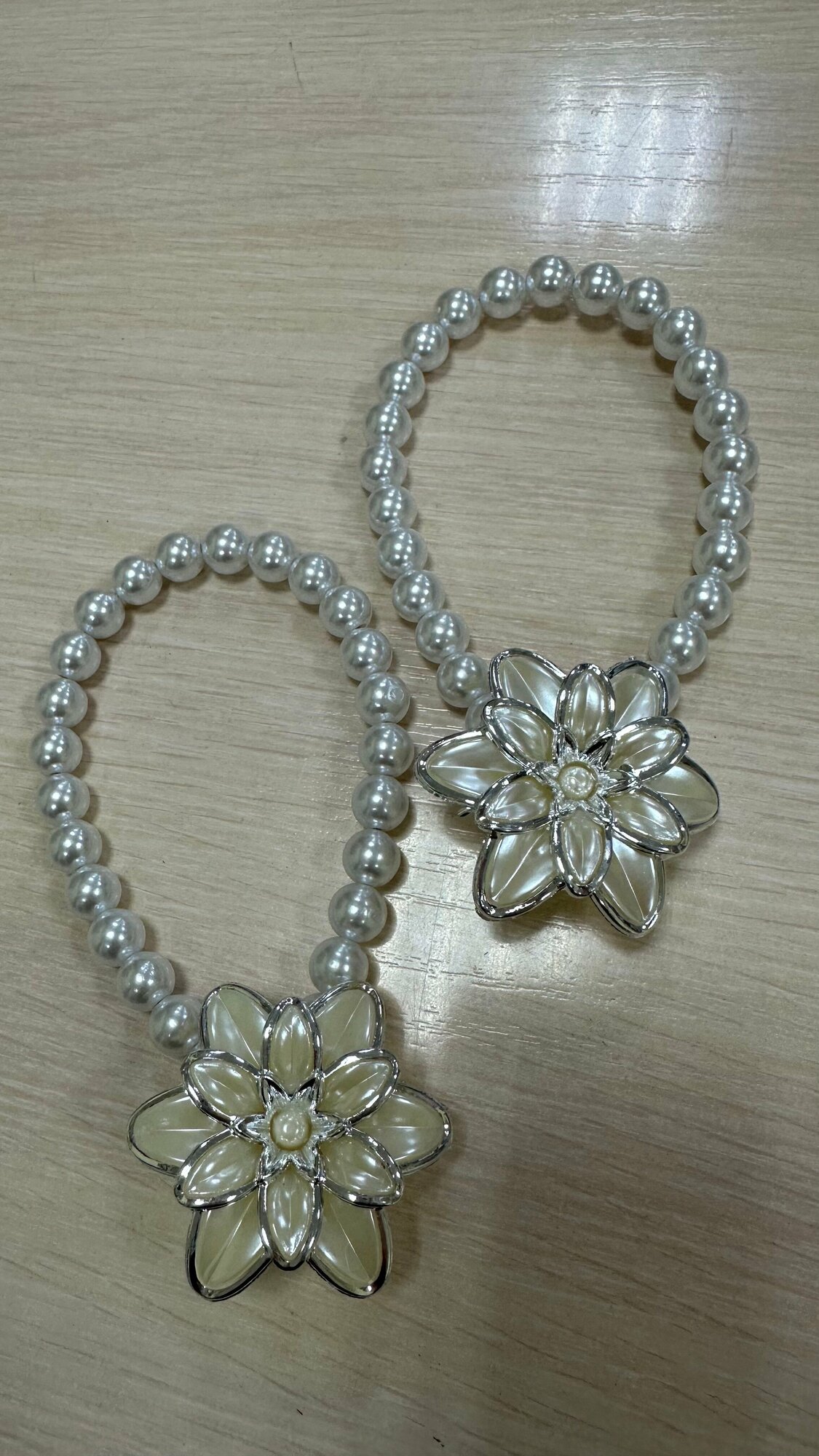 Подхват магнитный для штор цветок на жемчужном тросе