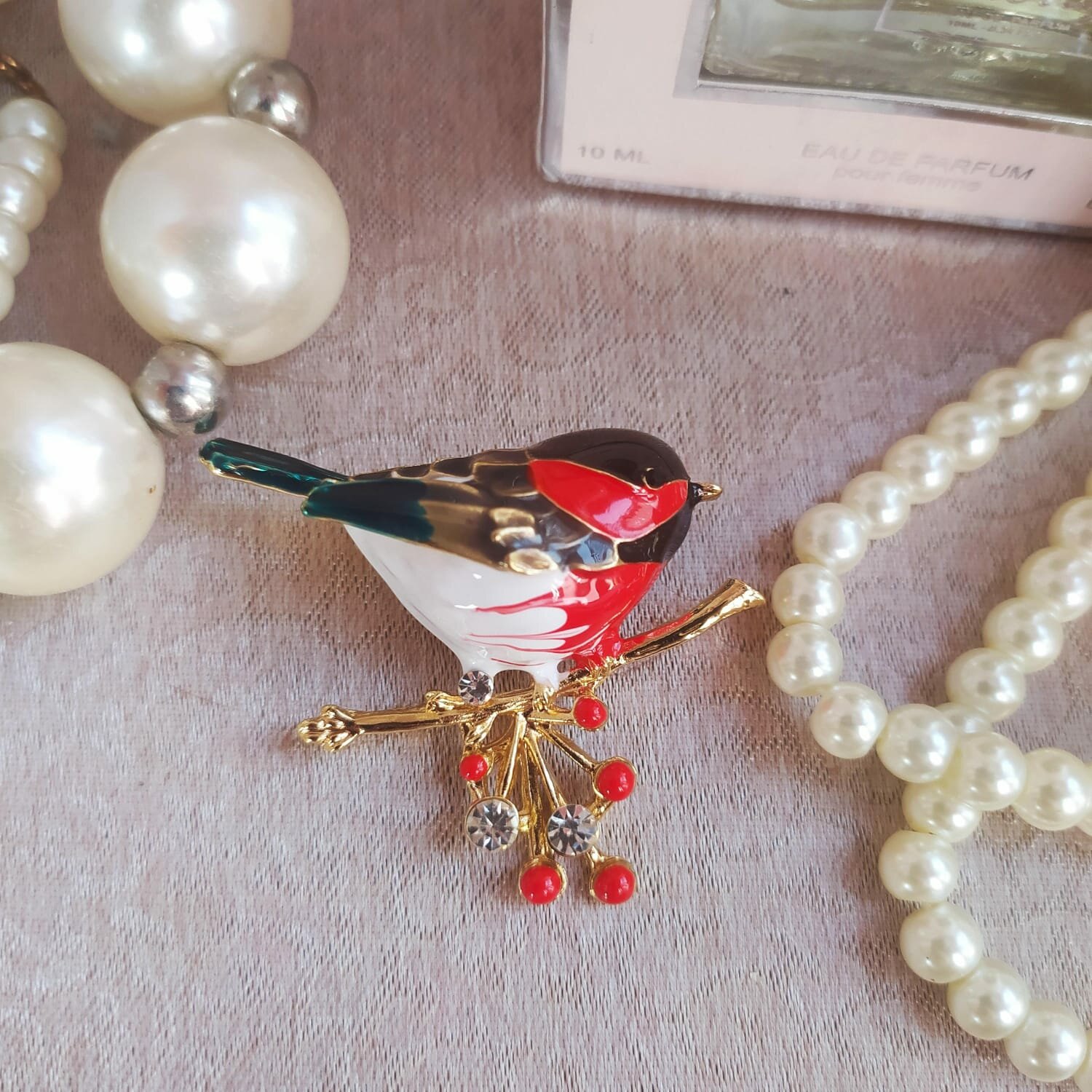 Брошь, стразы, пластик, эмаль