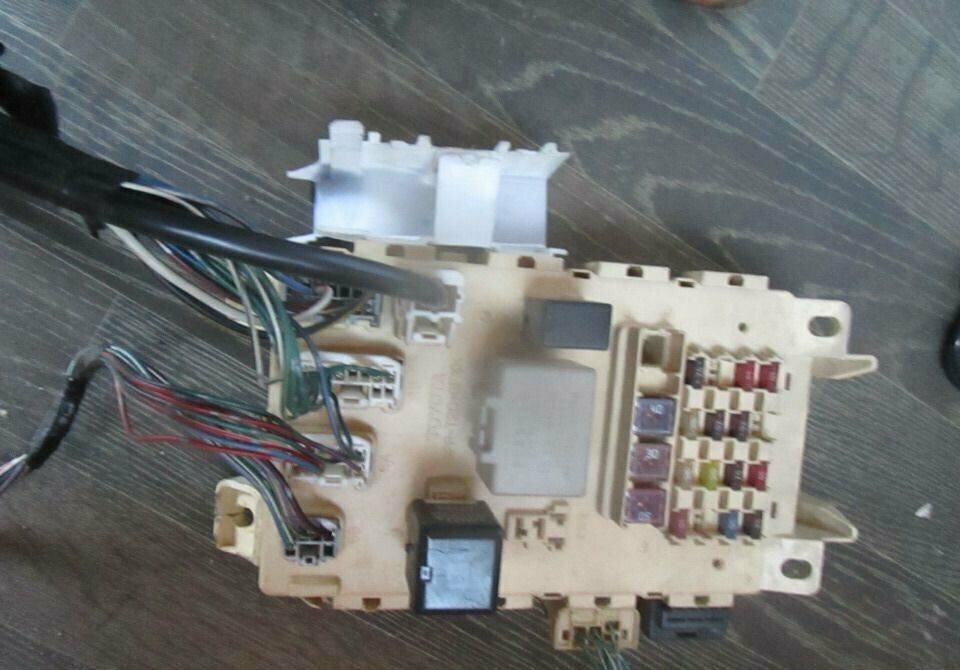 Блок предохранителей Toyota Yaris XP10 2001