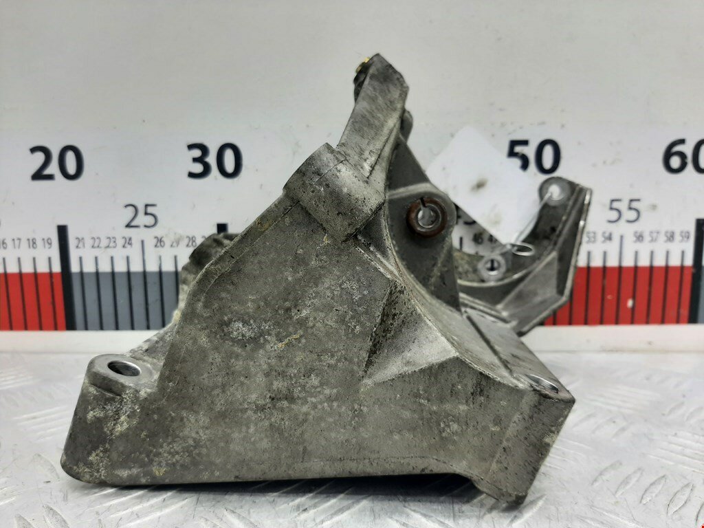 Кронштейн кондиционера Audi A8 D3 077260885N арт. 2020636