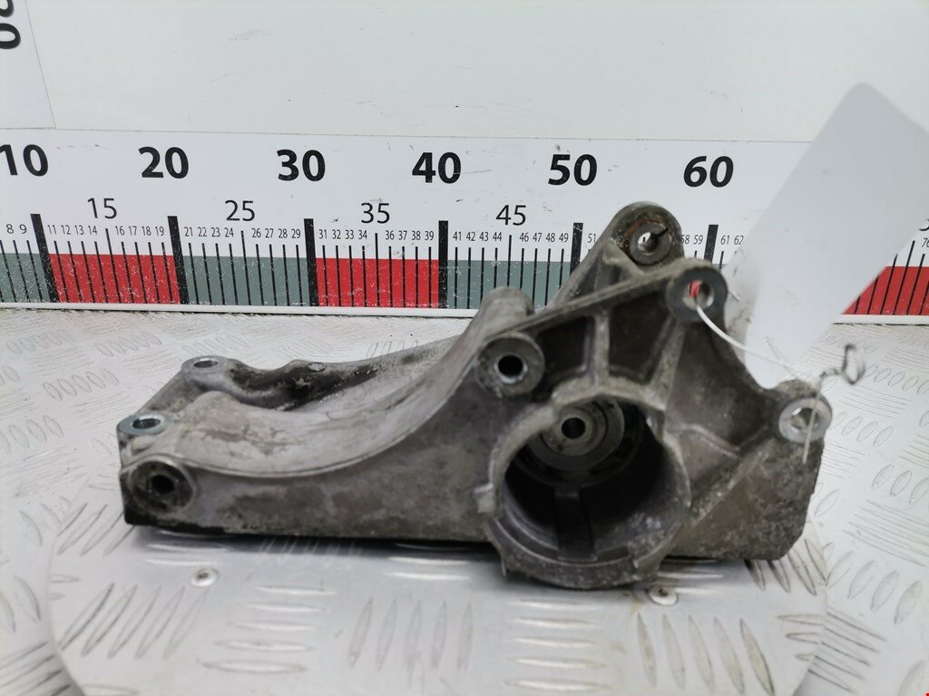 Кронштейн генератора Volkswagen Polo 3 030145167D арт. 2047043