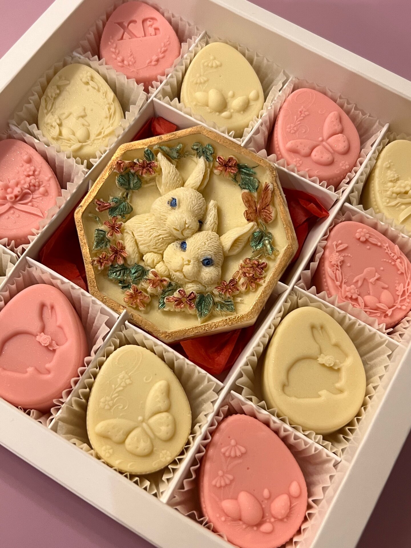 Шоколадные яйца "Набор №59- 12 яйц и кролики", белый шоколад, ручная работа