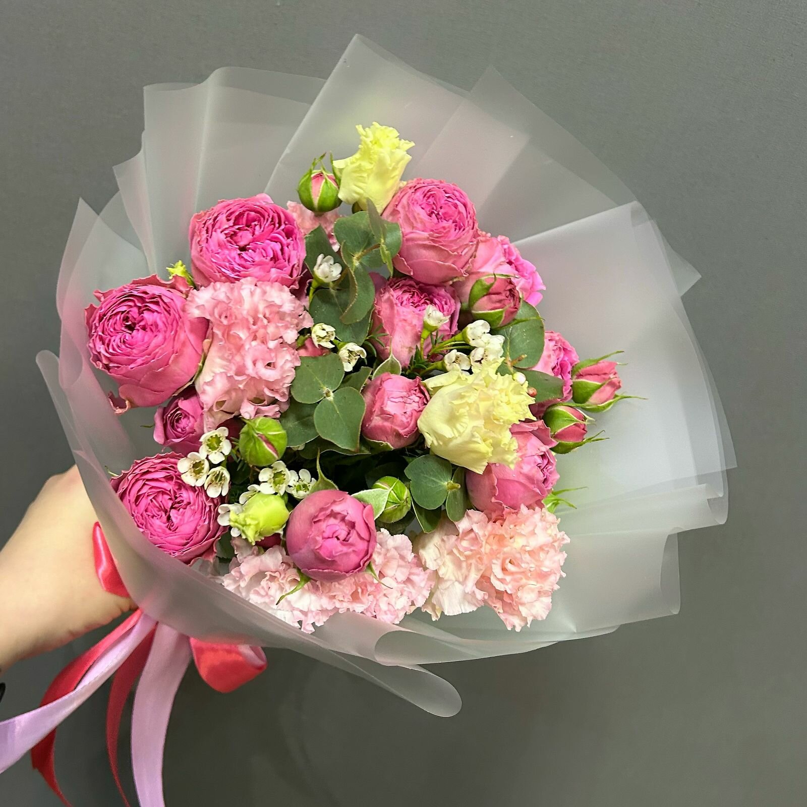 Миксс пионовидными розами в матовой пленке
