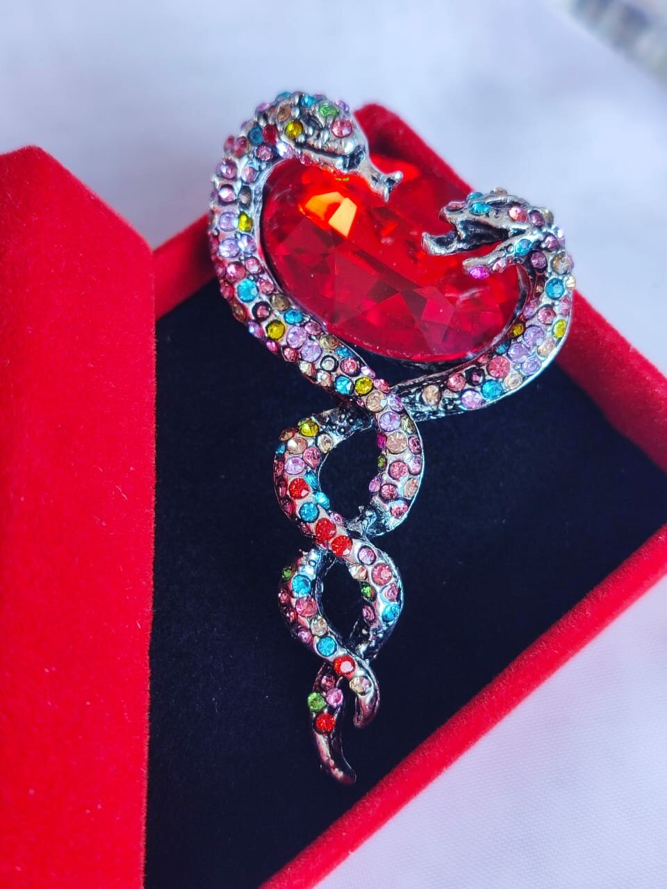 Брошь, стразы