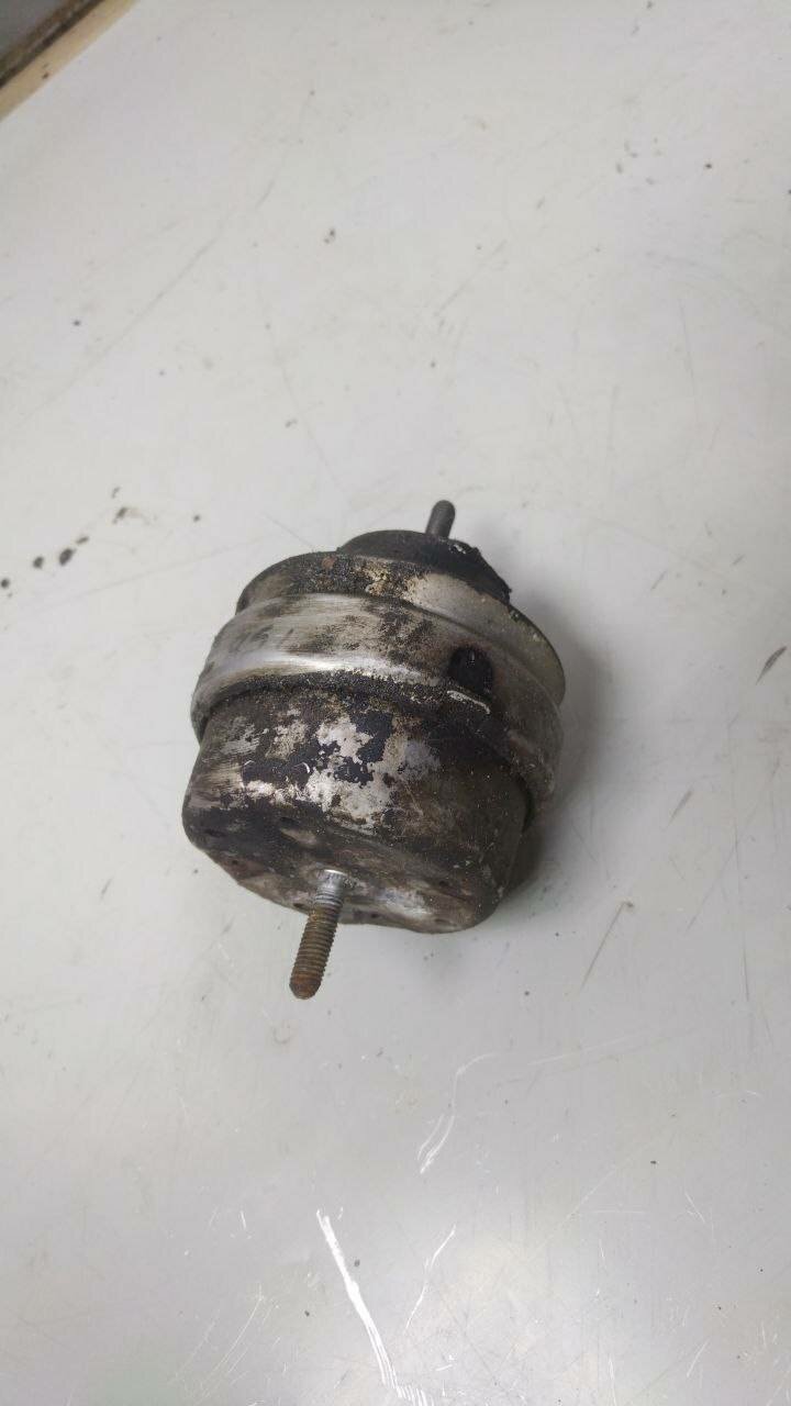 Подушка крепления двигателя Volkswagen Passat B5 (1996 - 2001) 4B0199379A