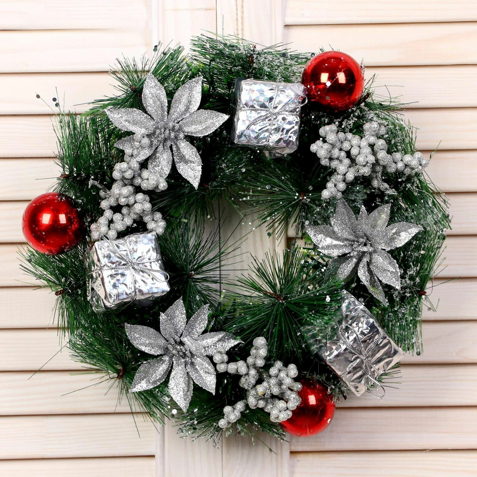 Новогодний венок "Цветы и подарочки" 25 см, красивый зелёный уличный венок, рождественское декоративное украшение на дверь для дома на Новый год