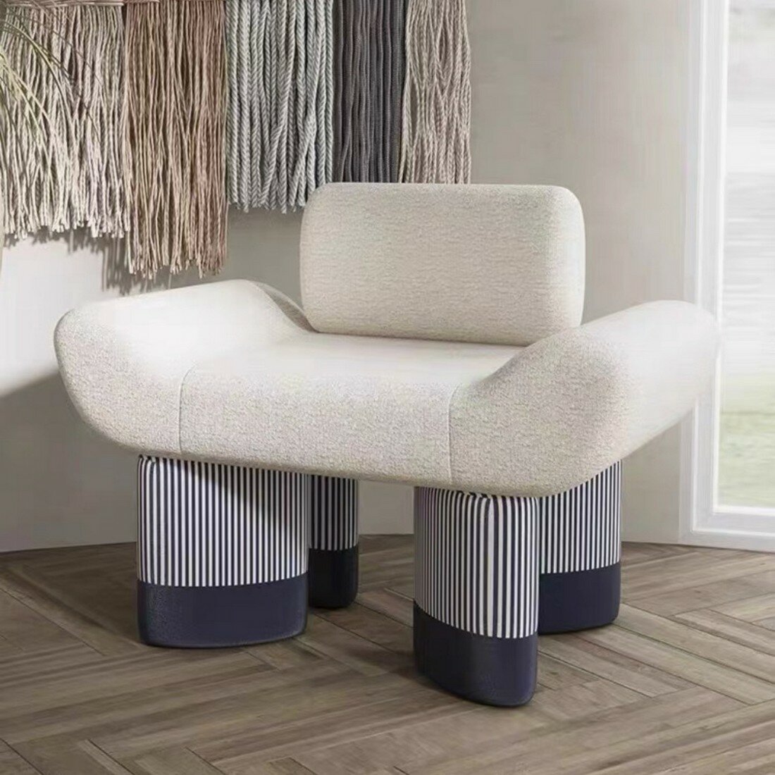 Интерьерное кресло Gaysorn (молочный + синий)