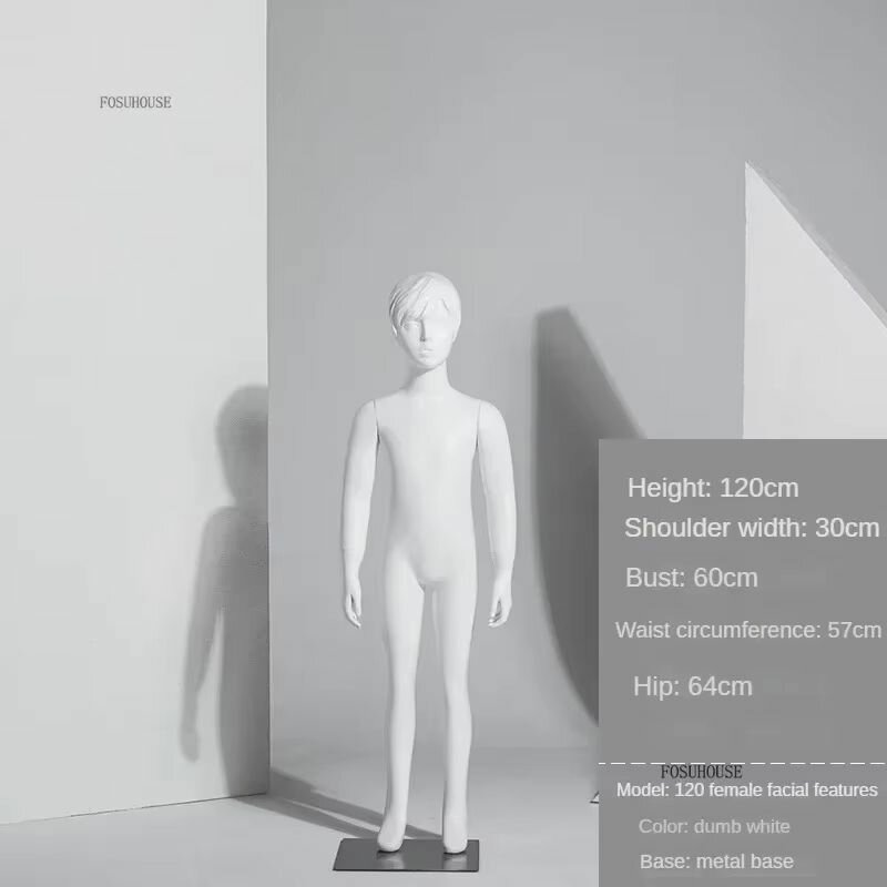 Витрина магазина одежды, стенд с детскими моделями