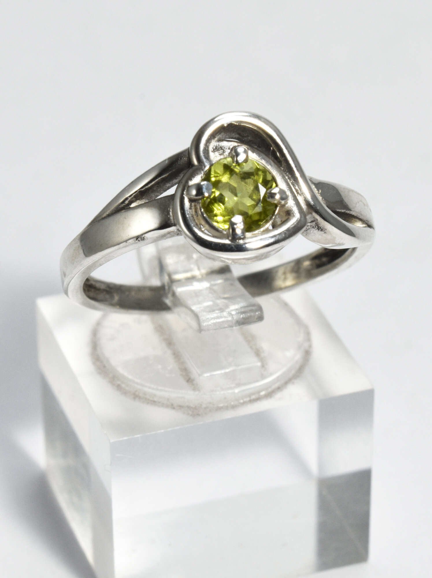Кольцо тонкое, серебро, 925 проба, перидот, хризолит