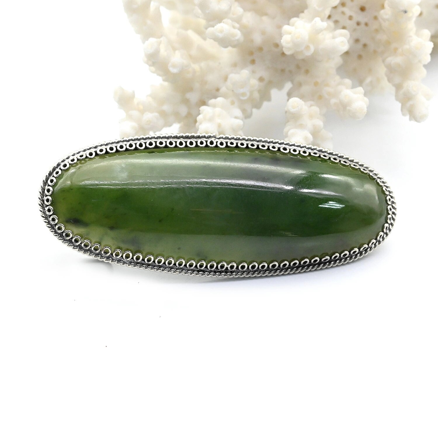 Брошь, нефрит