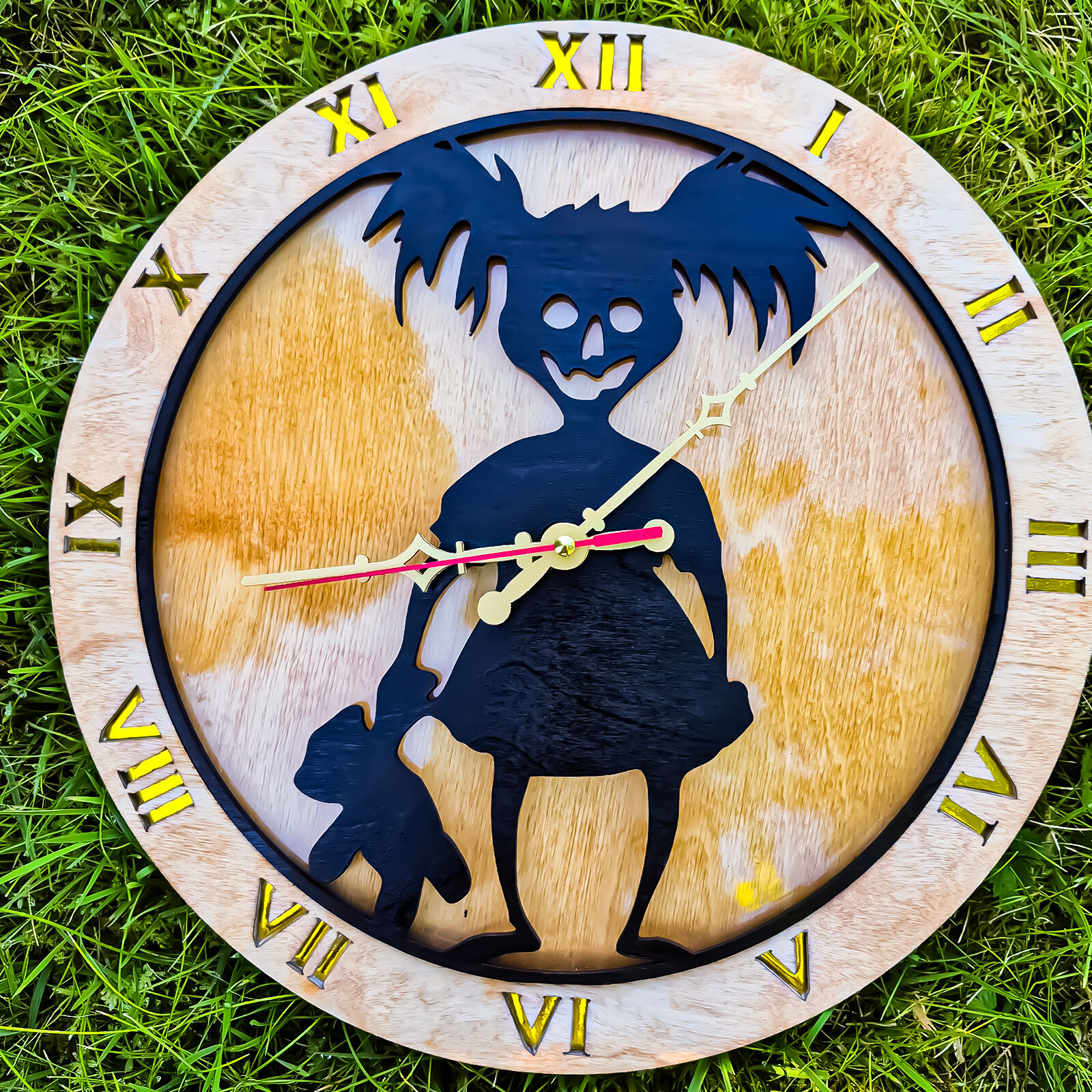 Часы настенные диаметром 30 см, дерево эпоксидная смола, ручная работа.