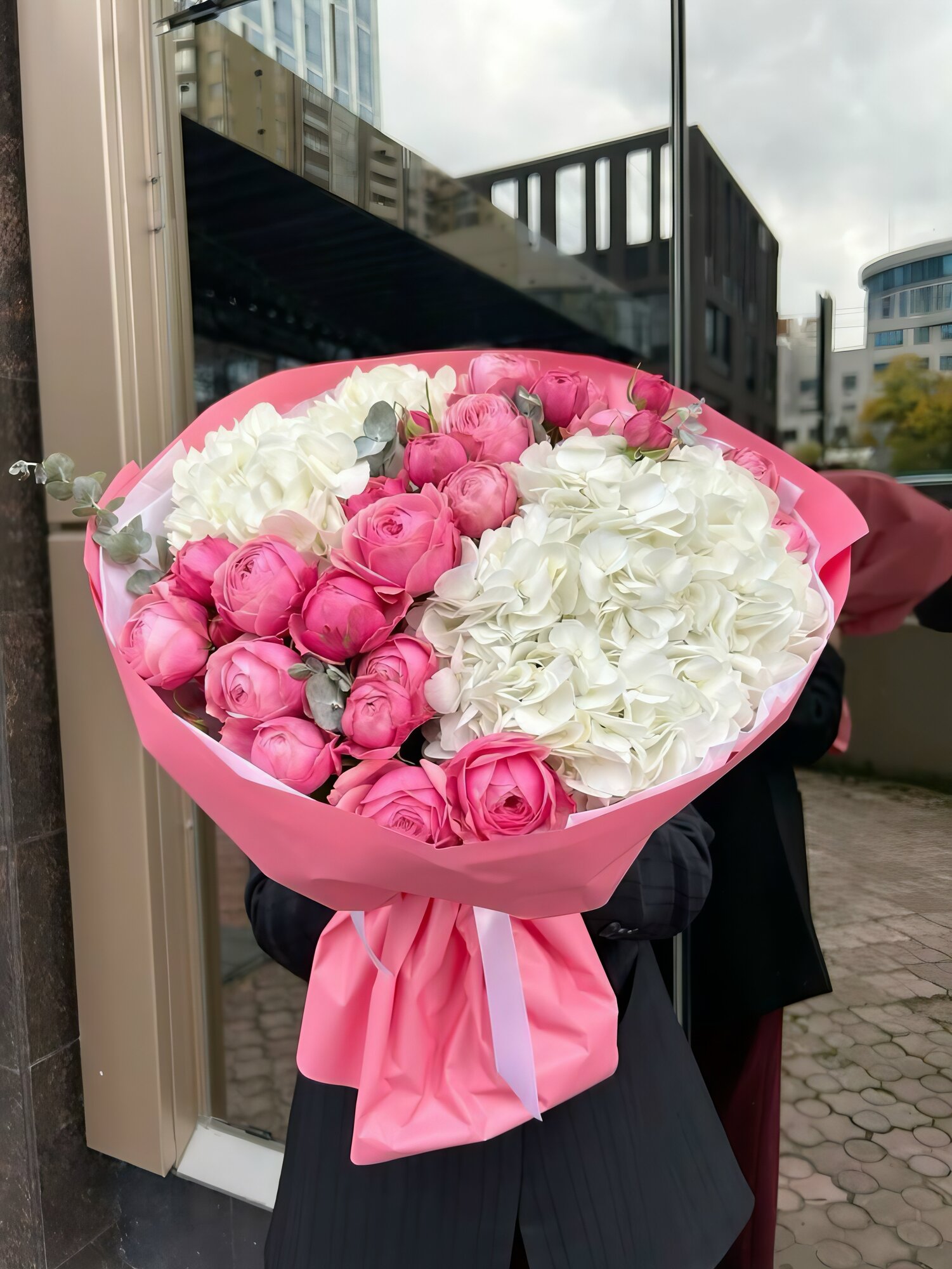 Букет из белых гортензий, красных роз и эвкалипта, красивый букет цветов, шикарный, премиум цветы, премиум букет