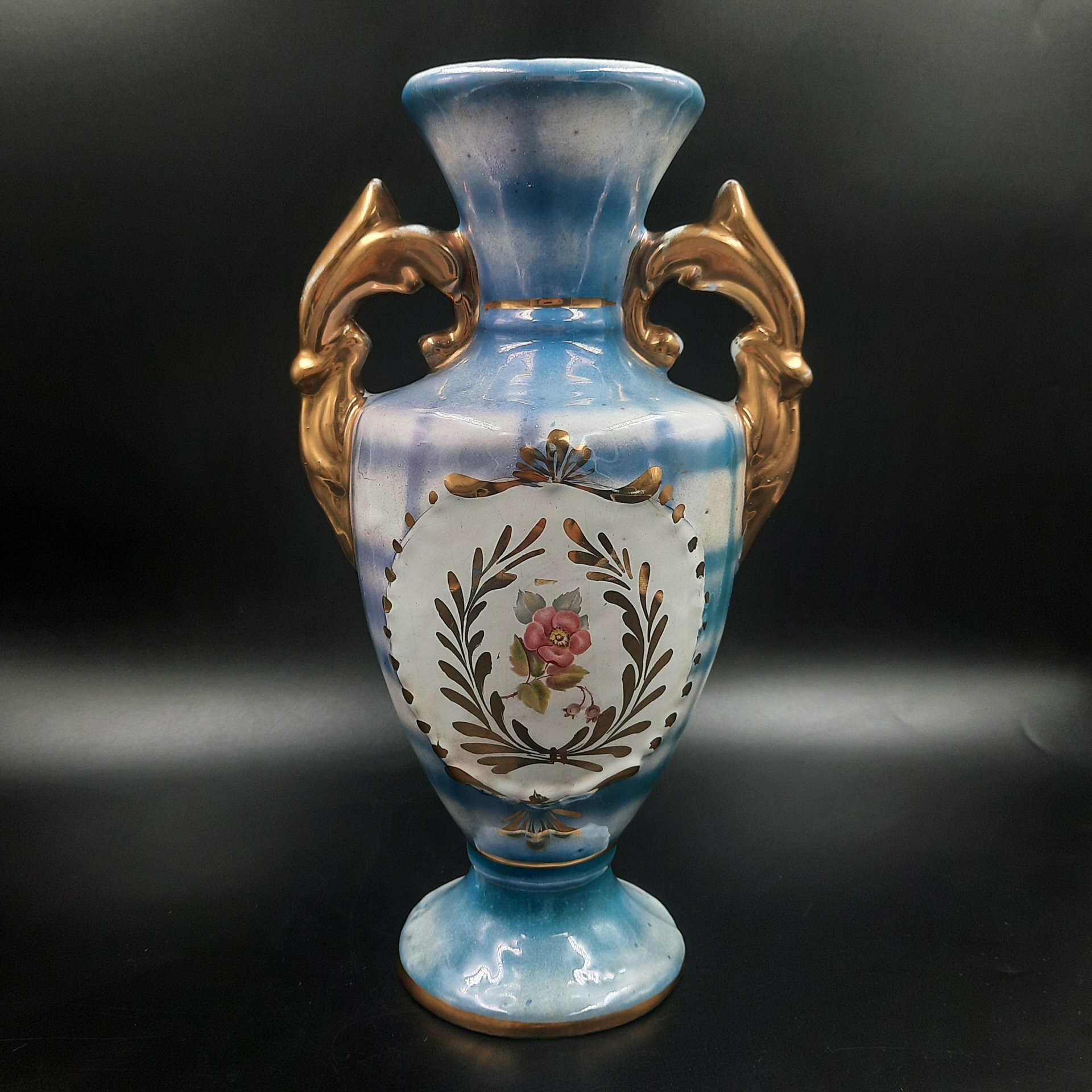 Ваза-амфора с цветочным декором, керамика, глазурь, аэрография, печать, роспись